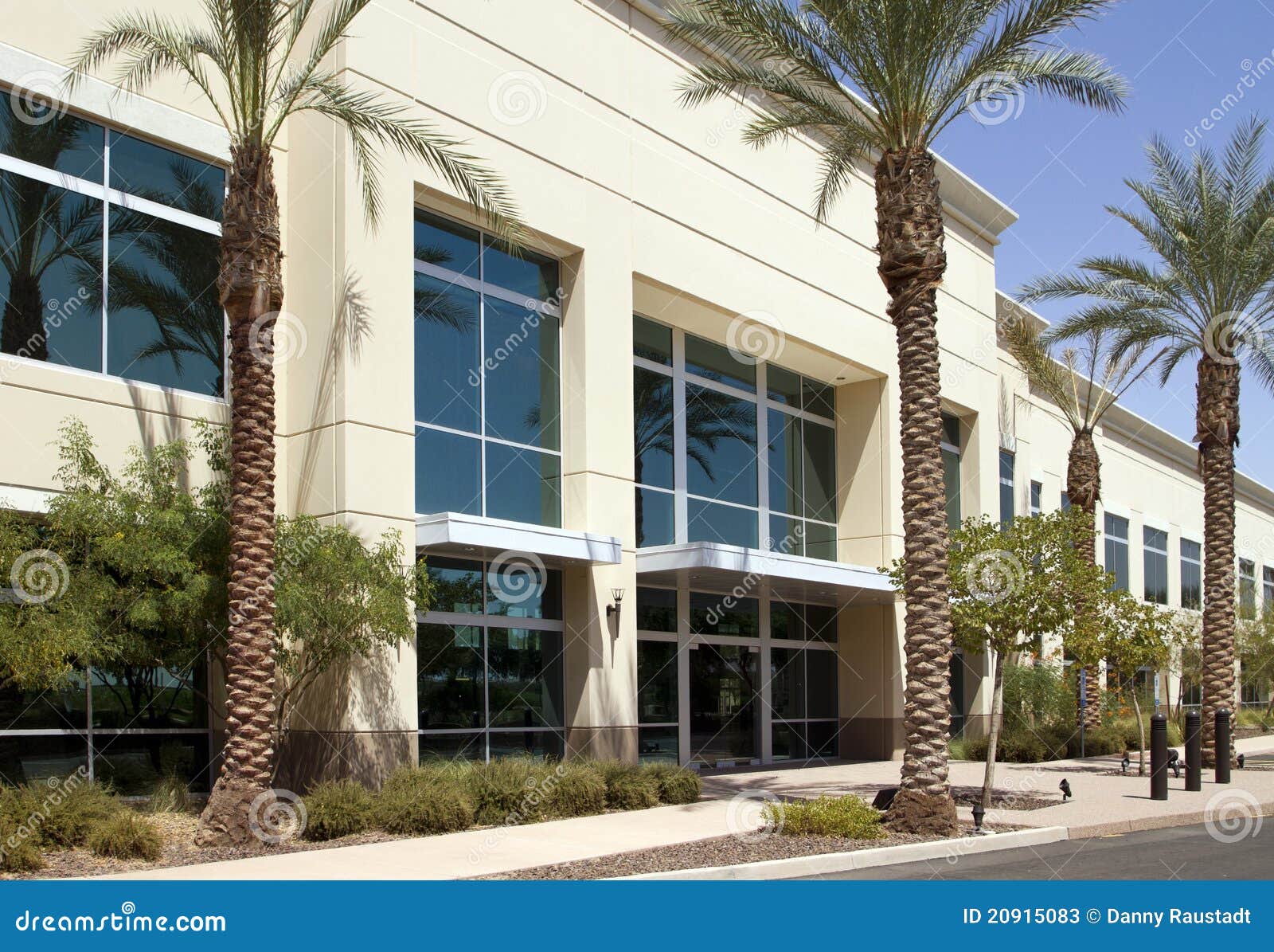 Entrada Corporativa Moderna Del Edificio De Oficinas Imagen de archivo ...