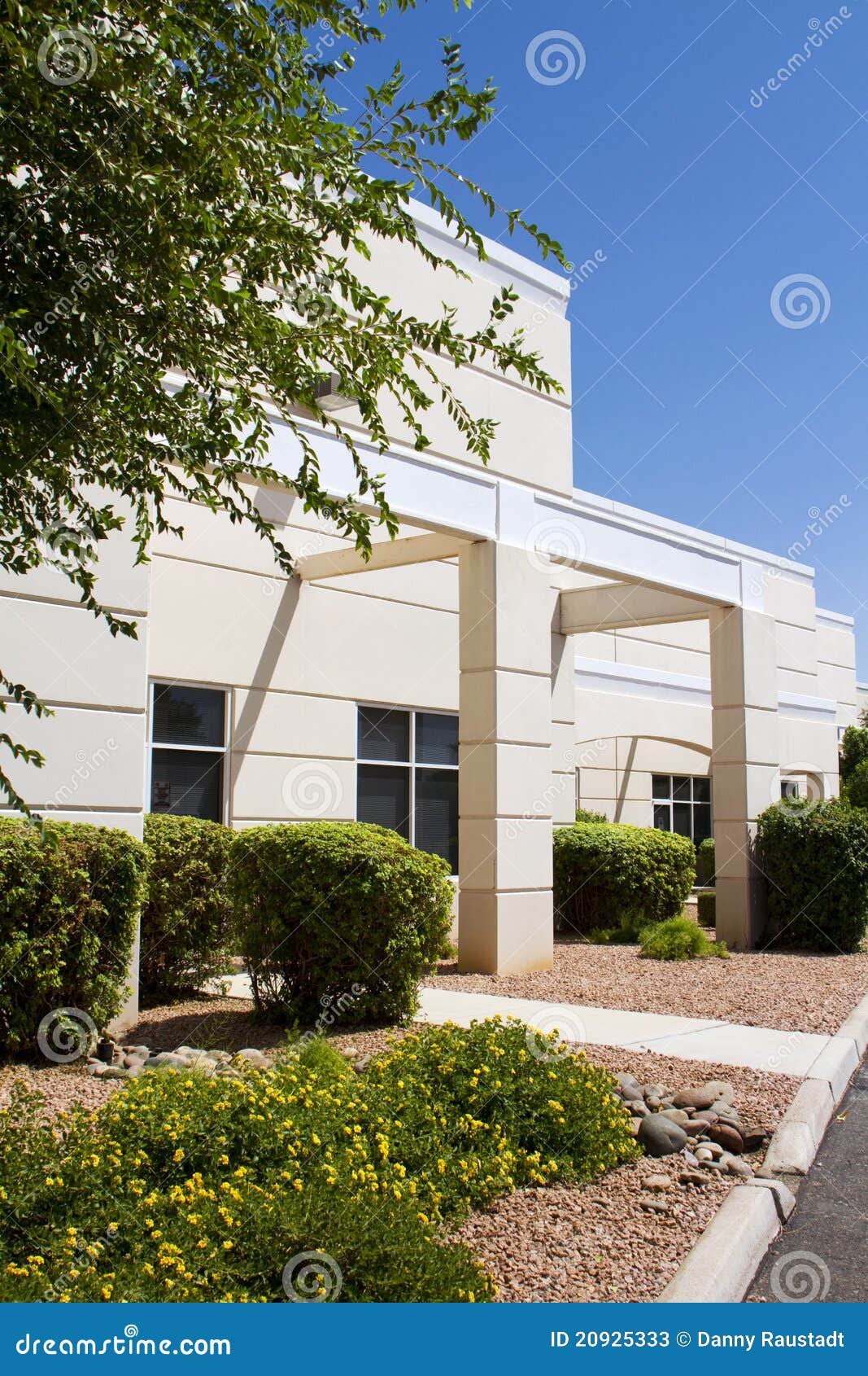 Entrada Corporativa Moderna Del Edificio De Oficinas Imagen de archivo ...