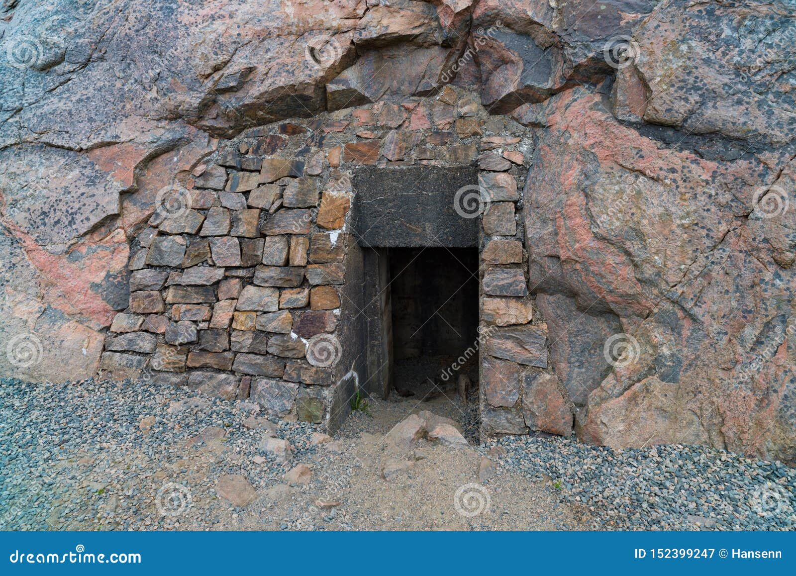 Entrada Da Caverna Com Tijolos Imagem de Stock - Imagem de panorama ...