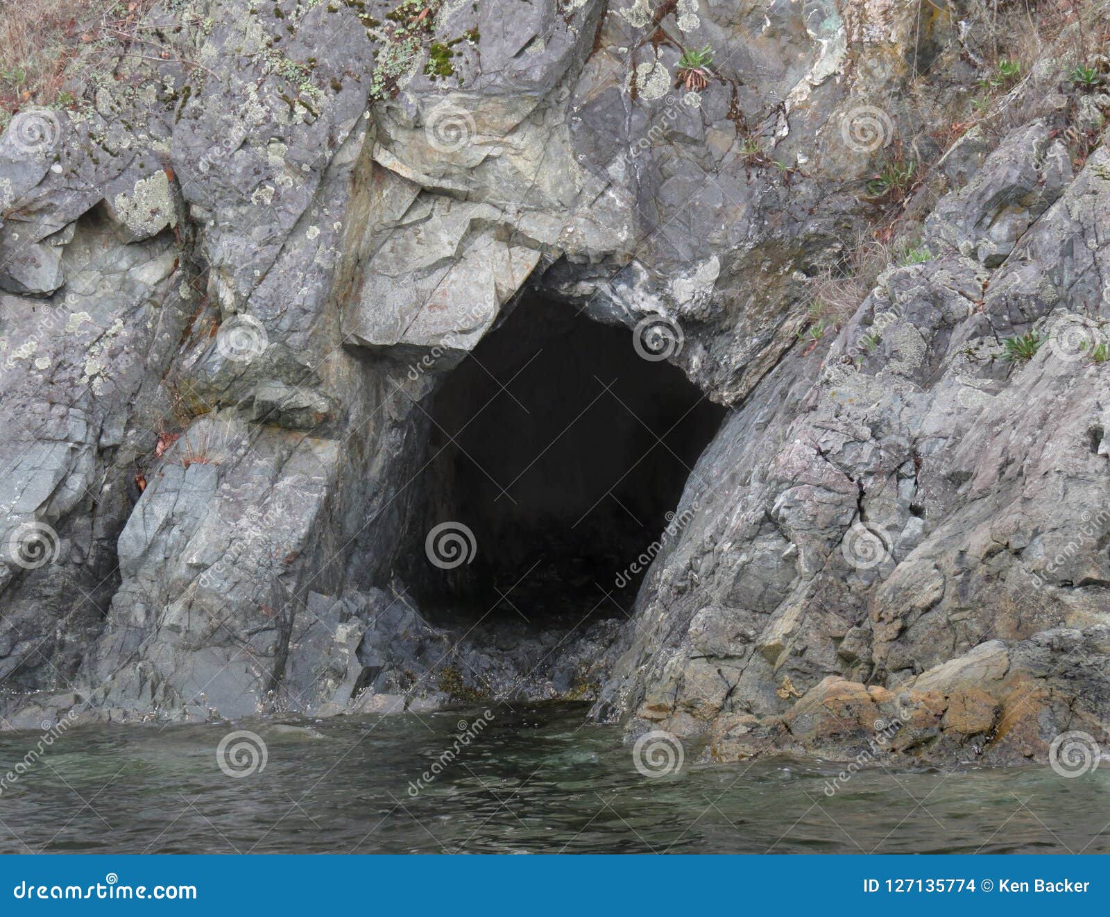 Entrada Da Caverna Em Uma Cara Da Rocha Foto de Stock - Imagem de ...