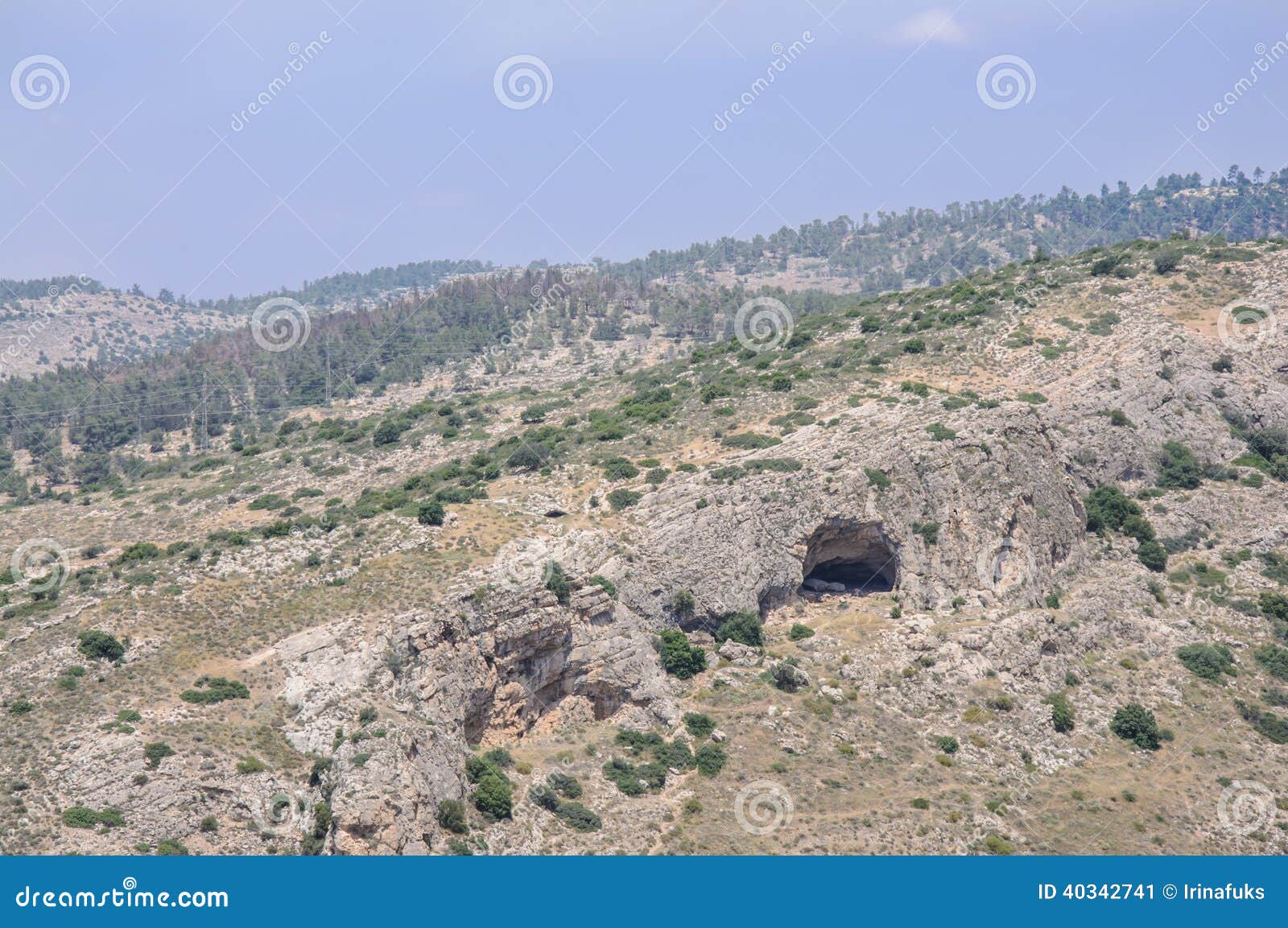 Entrada Da Caverna Na Montanha Imagem de Stock - Imagem de velho ...