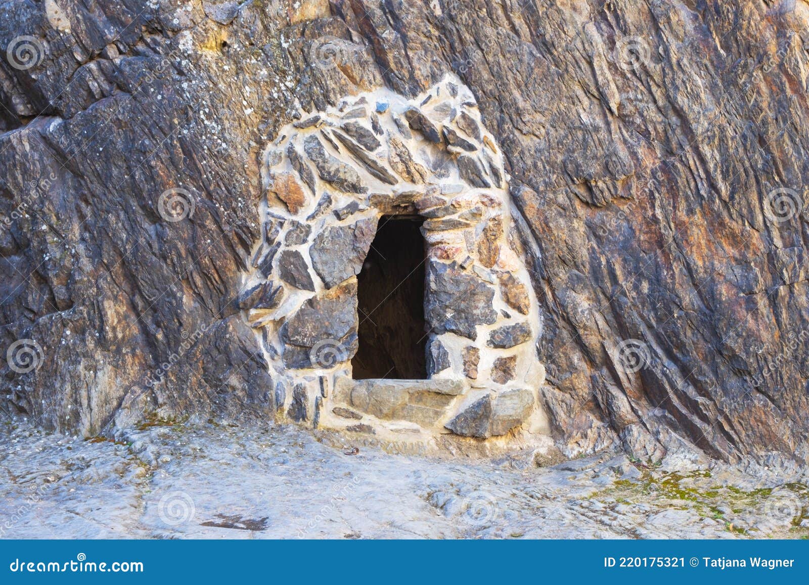 Entrada Da Caverna Numa Parede Grande De Pedra Imagem de Stock - Imagem ...