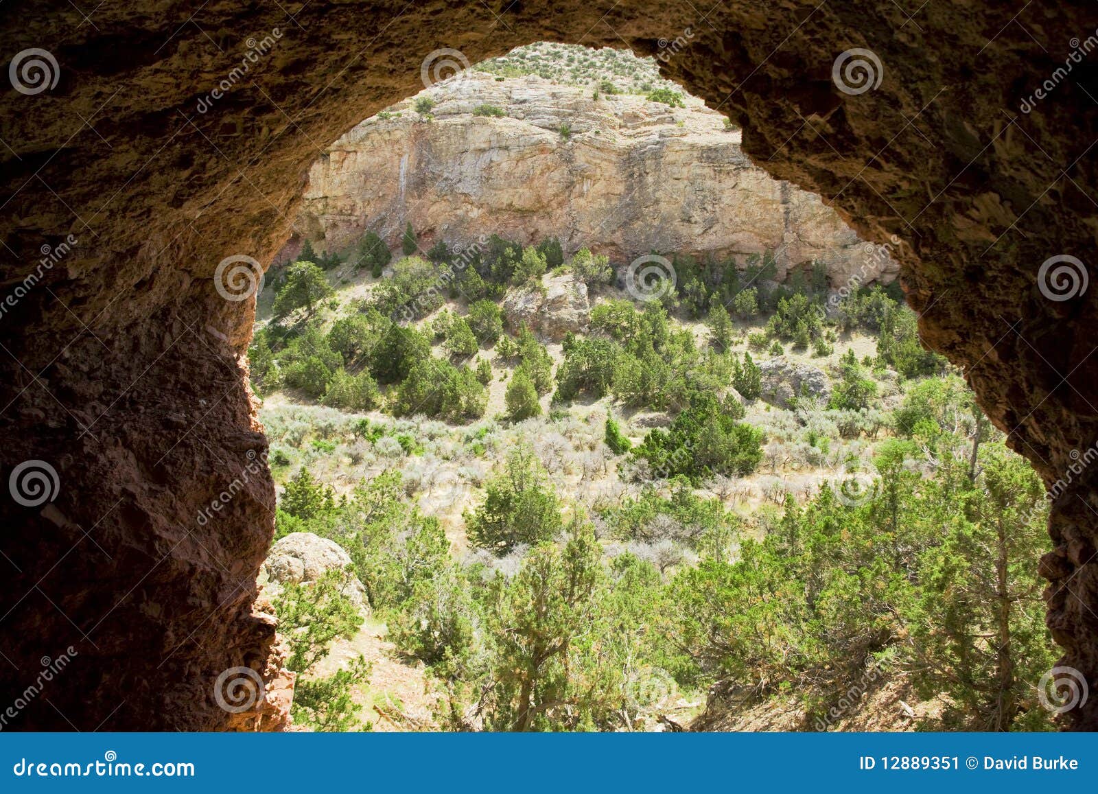 Entrada Da Caverna Que Olha Para Fora Imagem de Stock - Imagem de ...