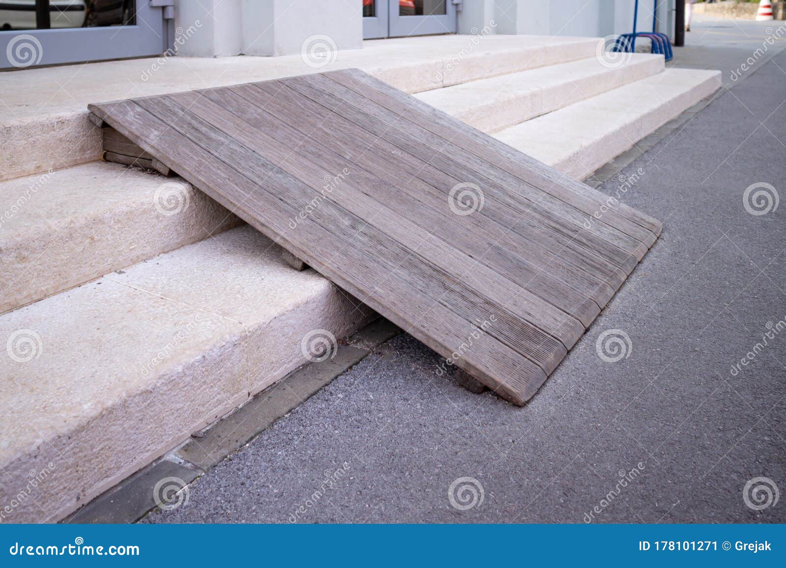 Entrada De Edificio Con Rampa Imagen de archivo - Imagen de cuidado ...