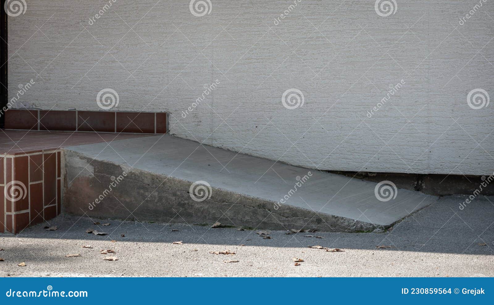 Entrada De Edificio Con Rampa Foto de archivo - Imagen de movilidad ...