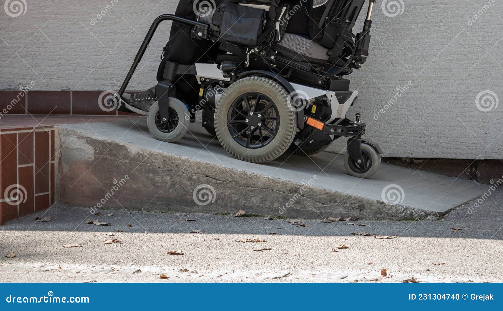 Entrada De Edificio Con Rampa Foto de archivo - Imagen de exterior ...