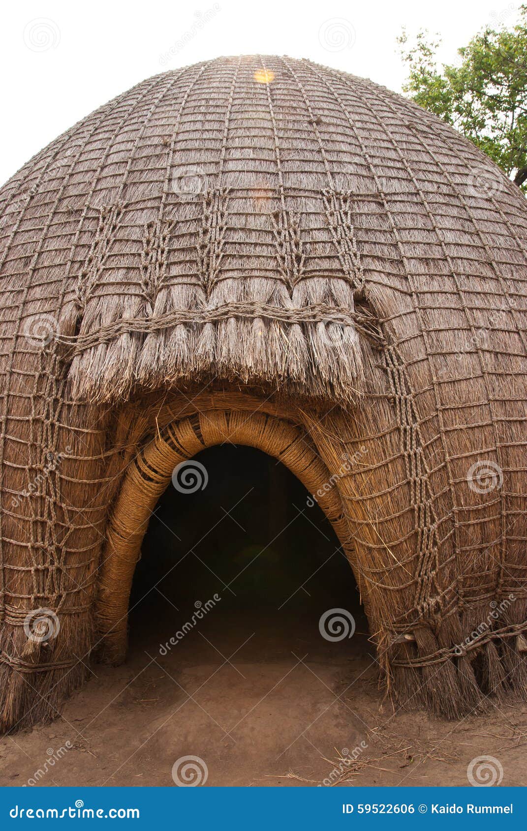 Entrada de la choza foto de archivo. Imagen de swazi - 59522606