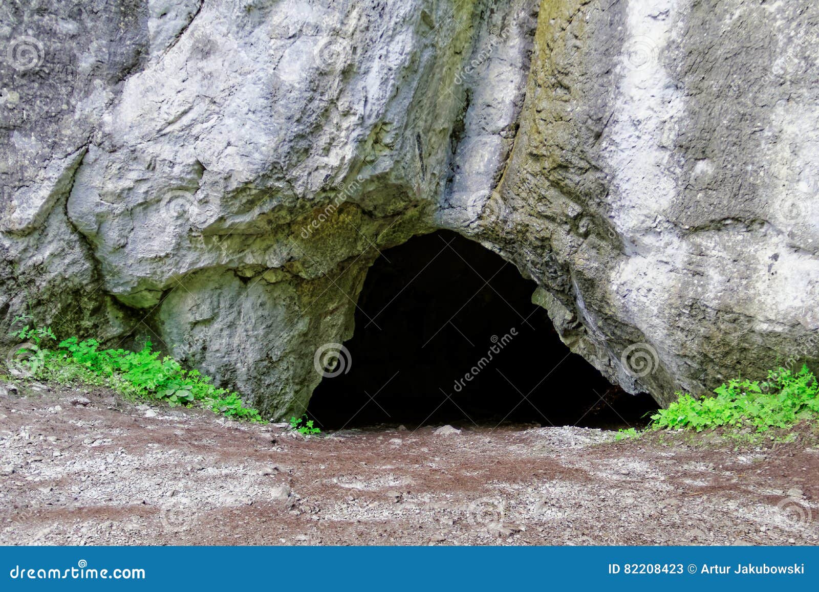 Entrada de la cueva imagen de archivo. Imagen de subida - 82208423