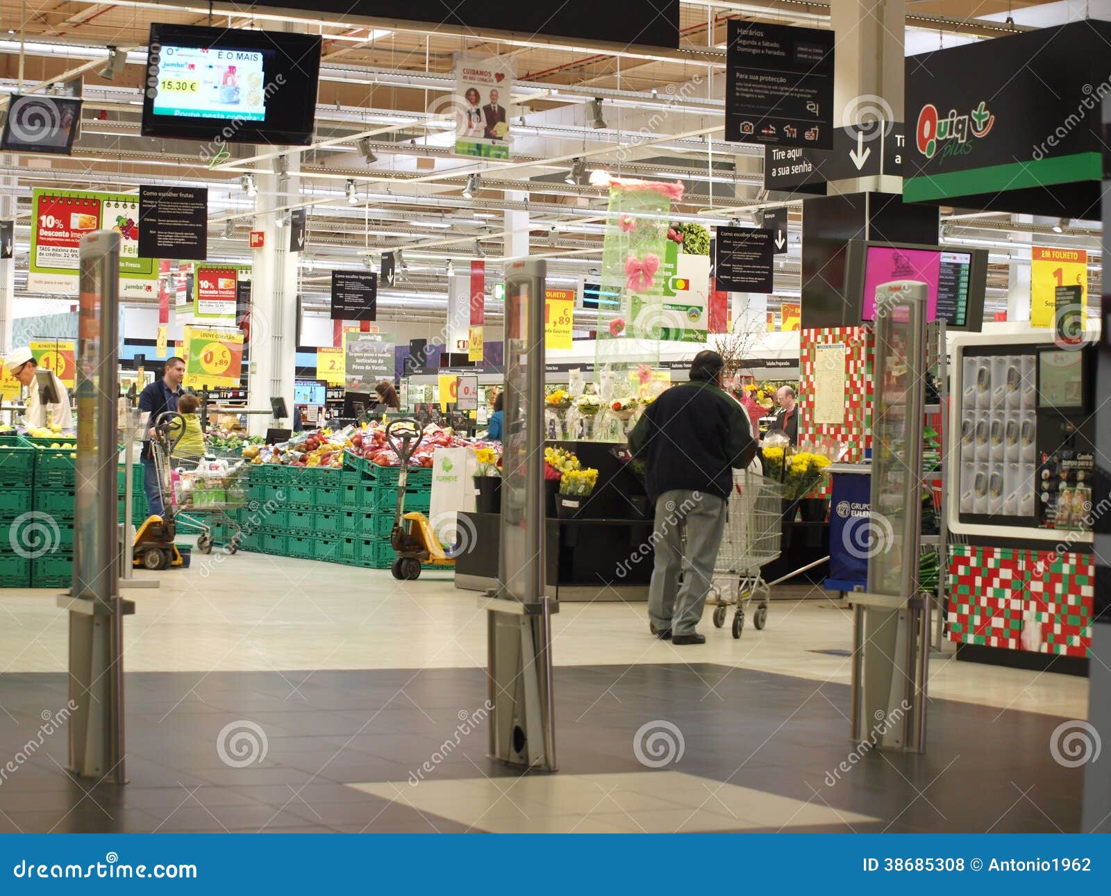 ENTRADA DE LAS COMPRAS DEL SUPERMERCADO Foto de archivo editorial ...