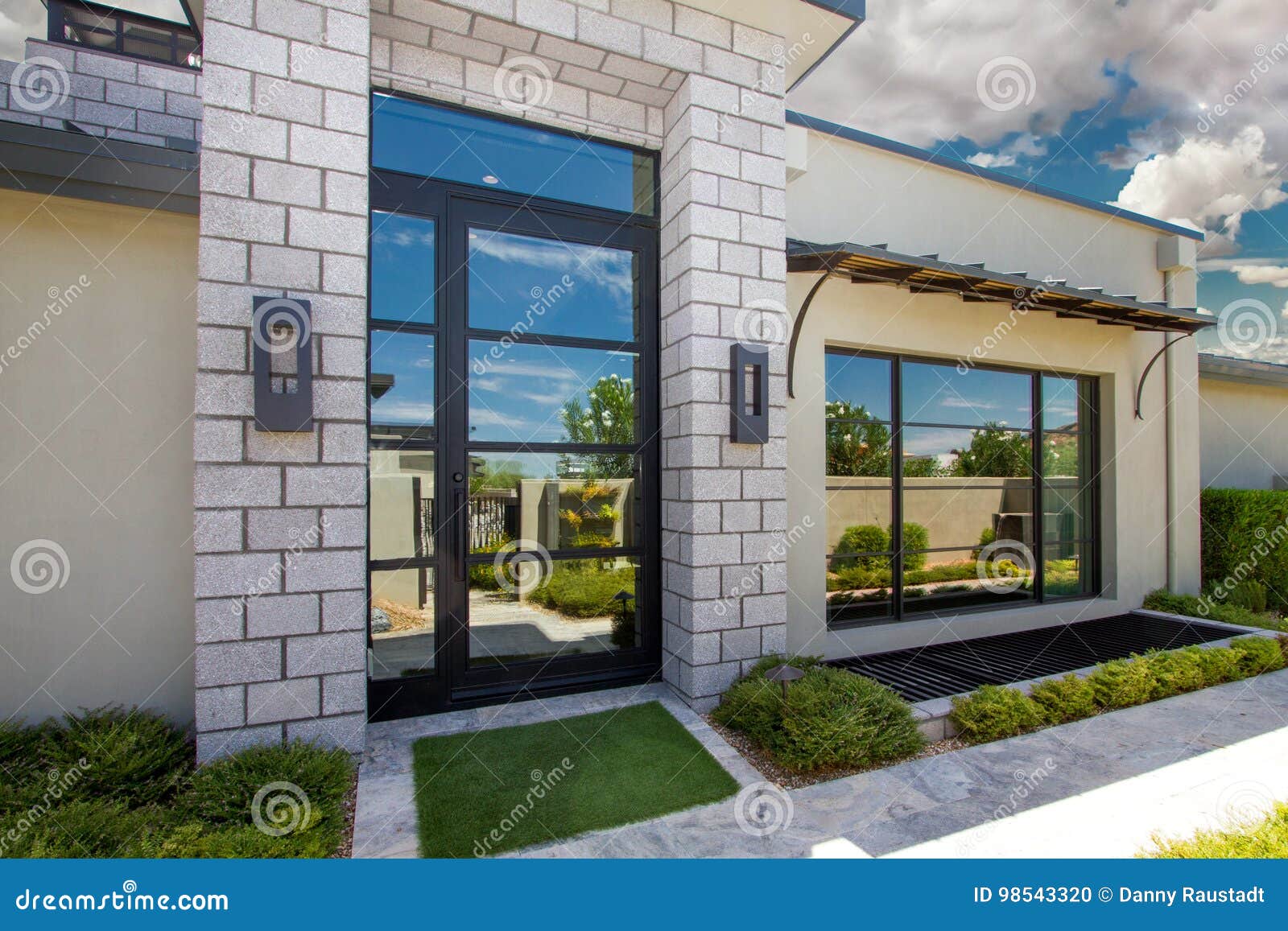 Entrada De Lujo Del Hogar De La Mansión Foto de archivo - Imagen de ...