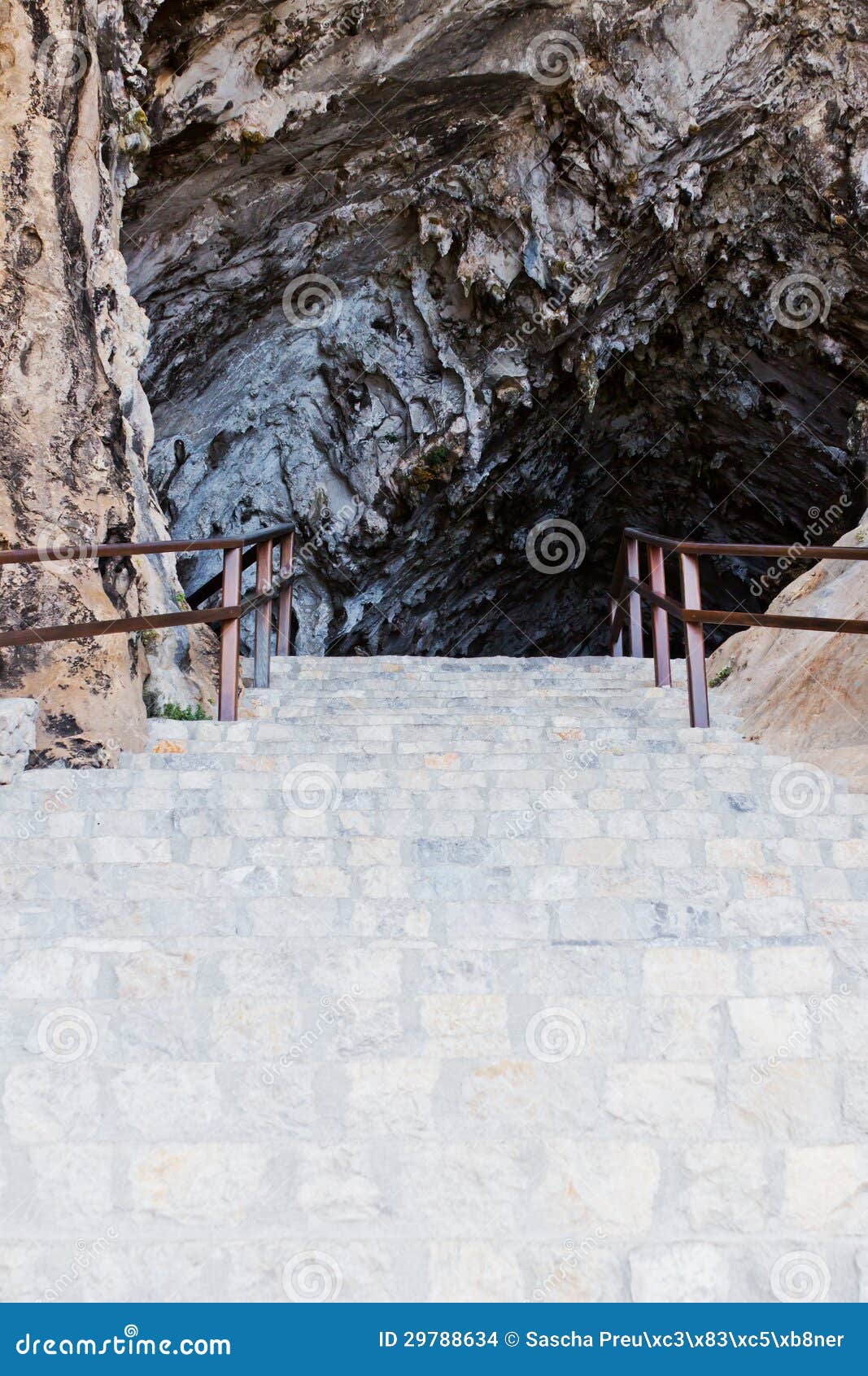 Entrada Da Caverna De Dripstone Foto de Stock - Imagem de montanhas ...