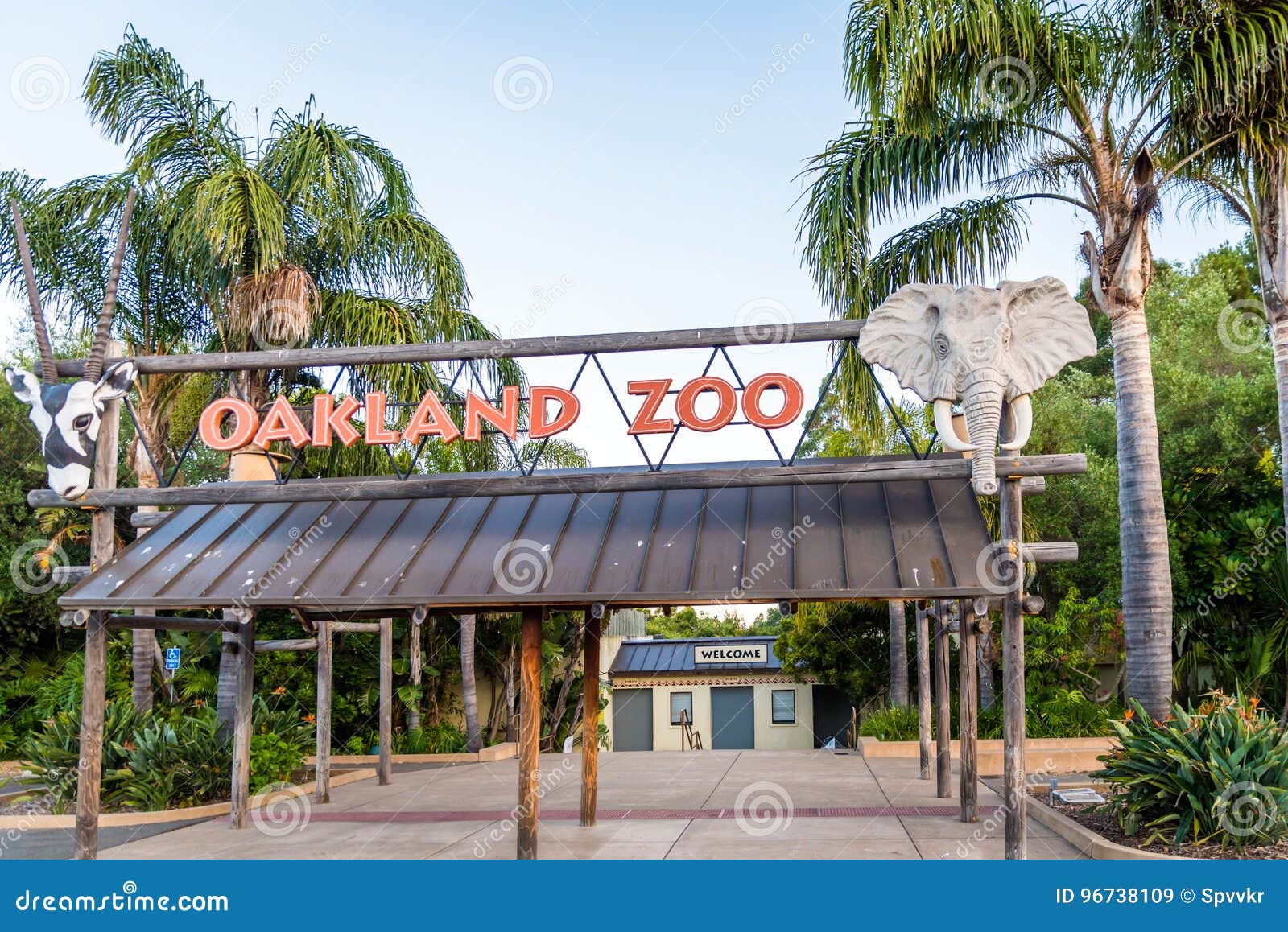 Entrada Del Parque Zoológico De Oakland Imagen de archivo editorial ...