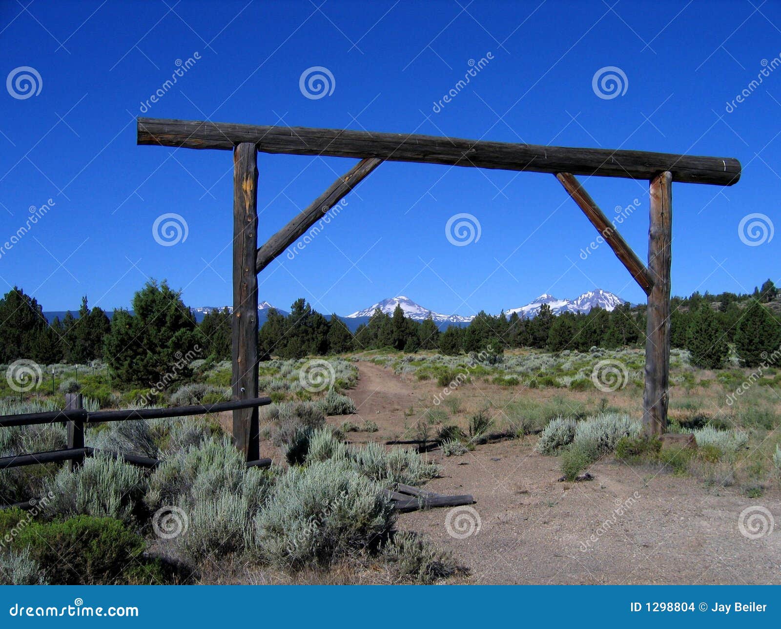 Entrada Del Rancho Con Tres Hermanas Foto de archivo - Imagen de camino ...