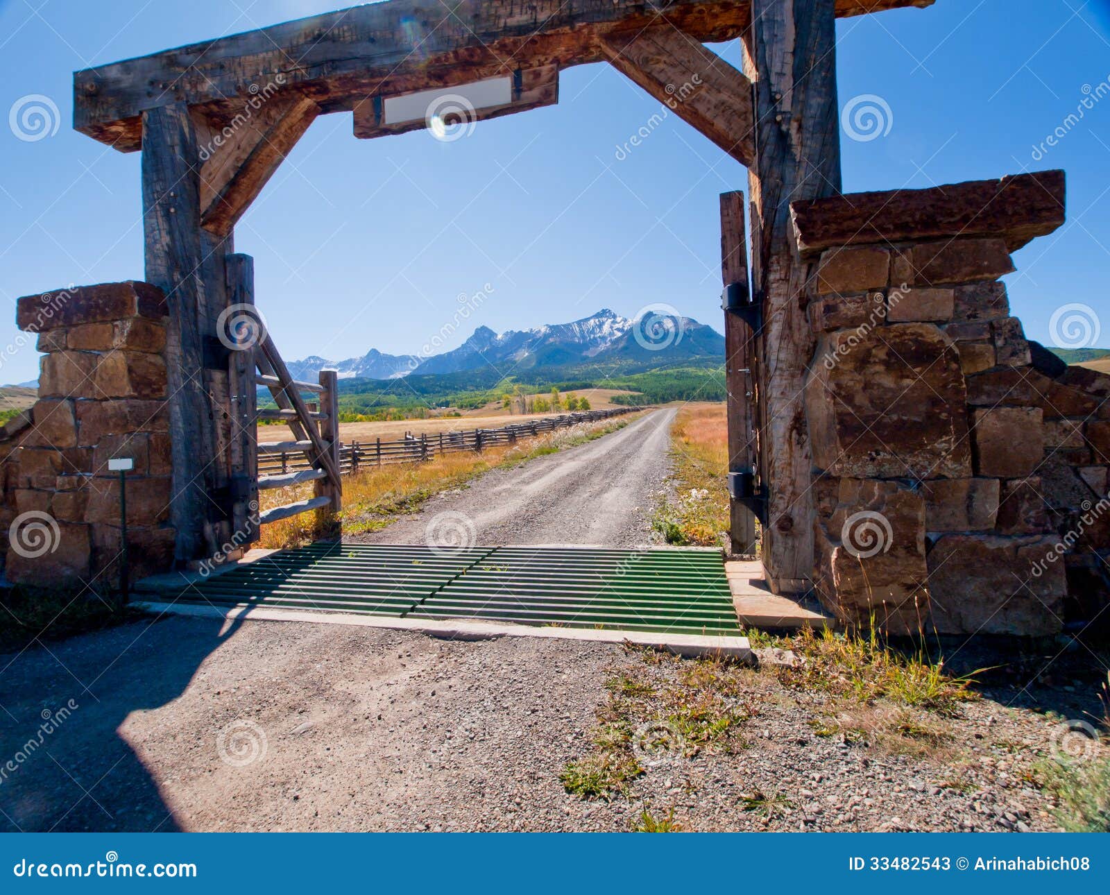 Entrada do rancho imagem de stock. Imagem de madeira - 33482543