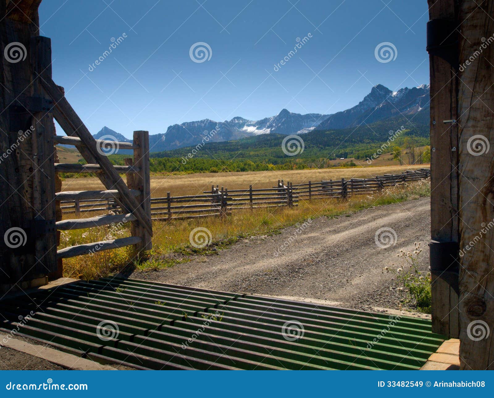 Entrada do rancho imagem de stock. Imagem de divida, neve - 33482549