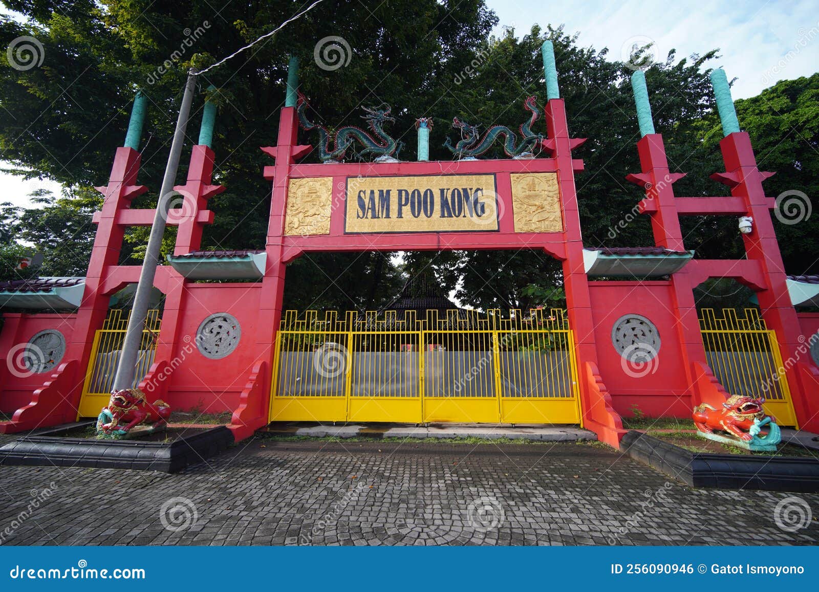 A Entrada Do Sam Poo Kong Pagoda Em Semarang Foto Editorial - Imagem de ...