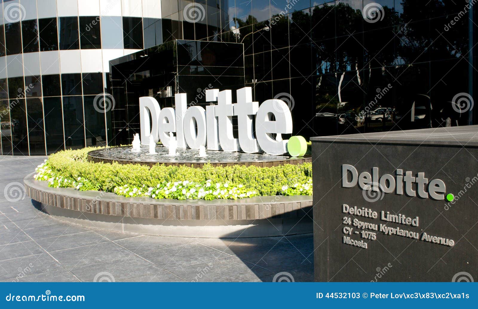 Entrada En El Edificio De Oficinas Moderno Deloitte En Nicosia - Chipre ...