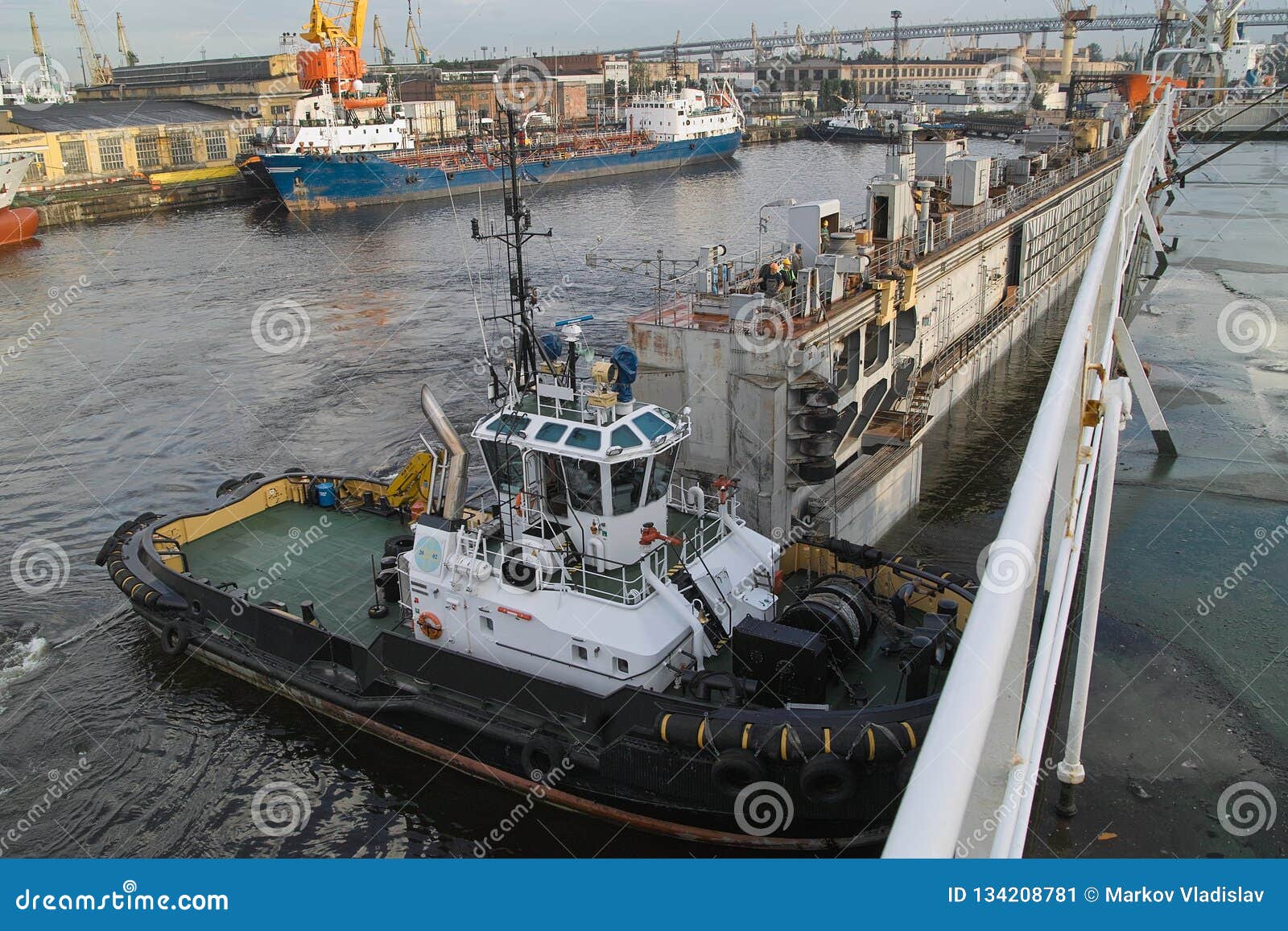 Entrada en el muelle imagen de archivo. Imagen de nivel - 134208781