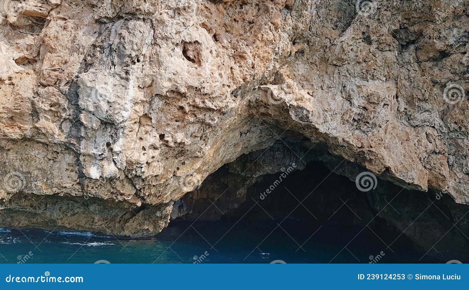 Entrada en una cueva imagen de archivo. Imagen de acantilado - 239124253