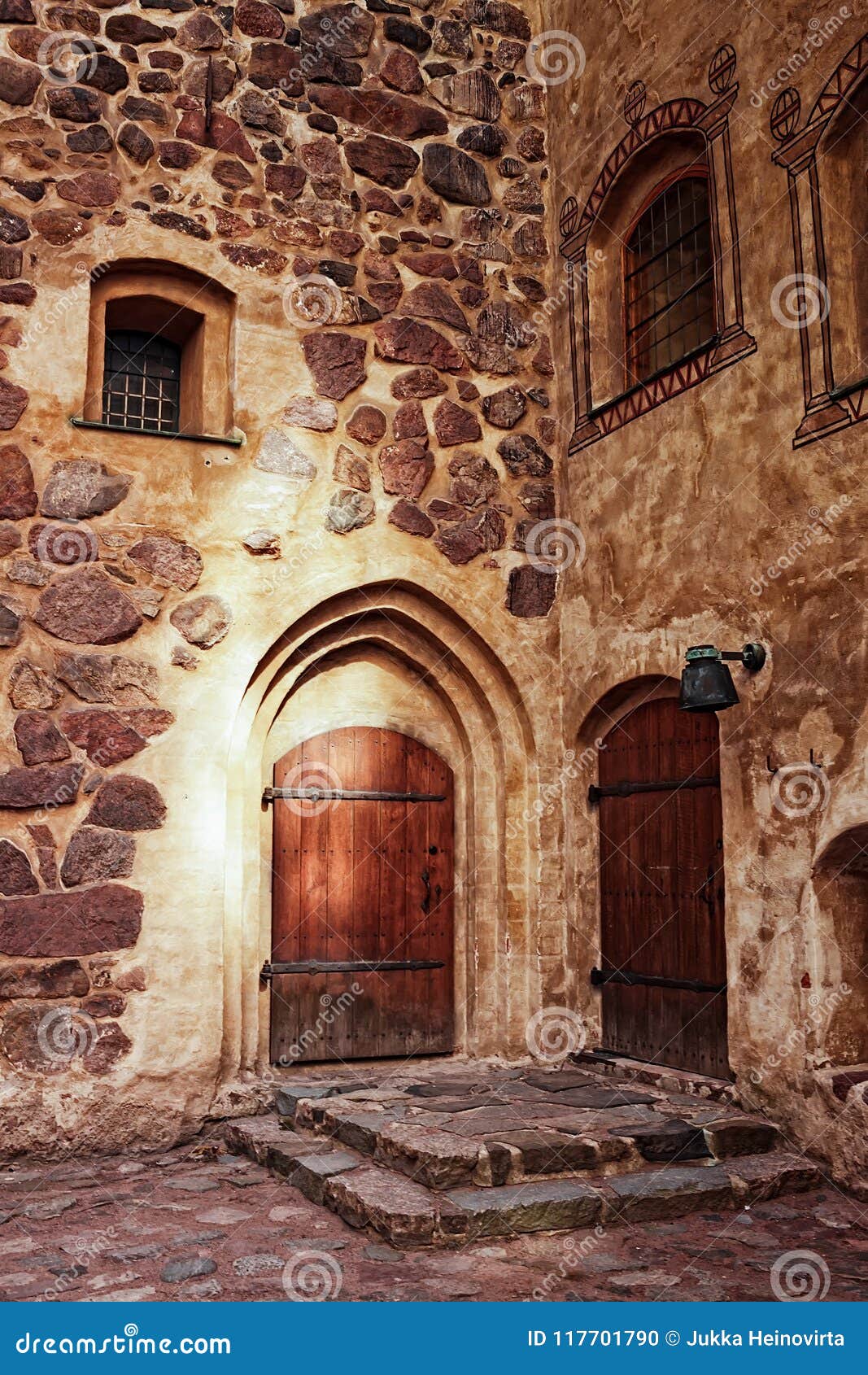 Entrada Medieval En Un Castillo Foto de archivo - Imagen de medieval ...