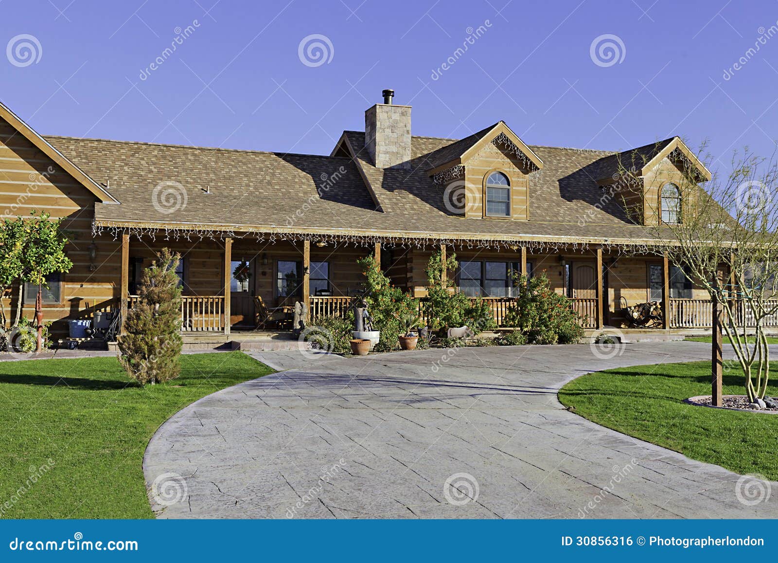 Entrada a Un Exterior Del Hogar Del Rancho Foto de archivo - Imagen de ...