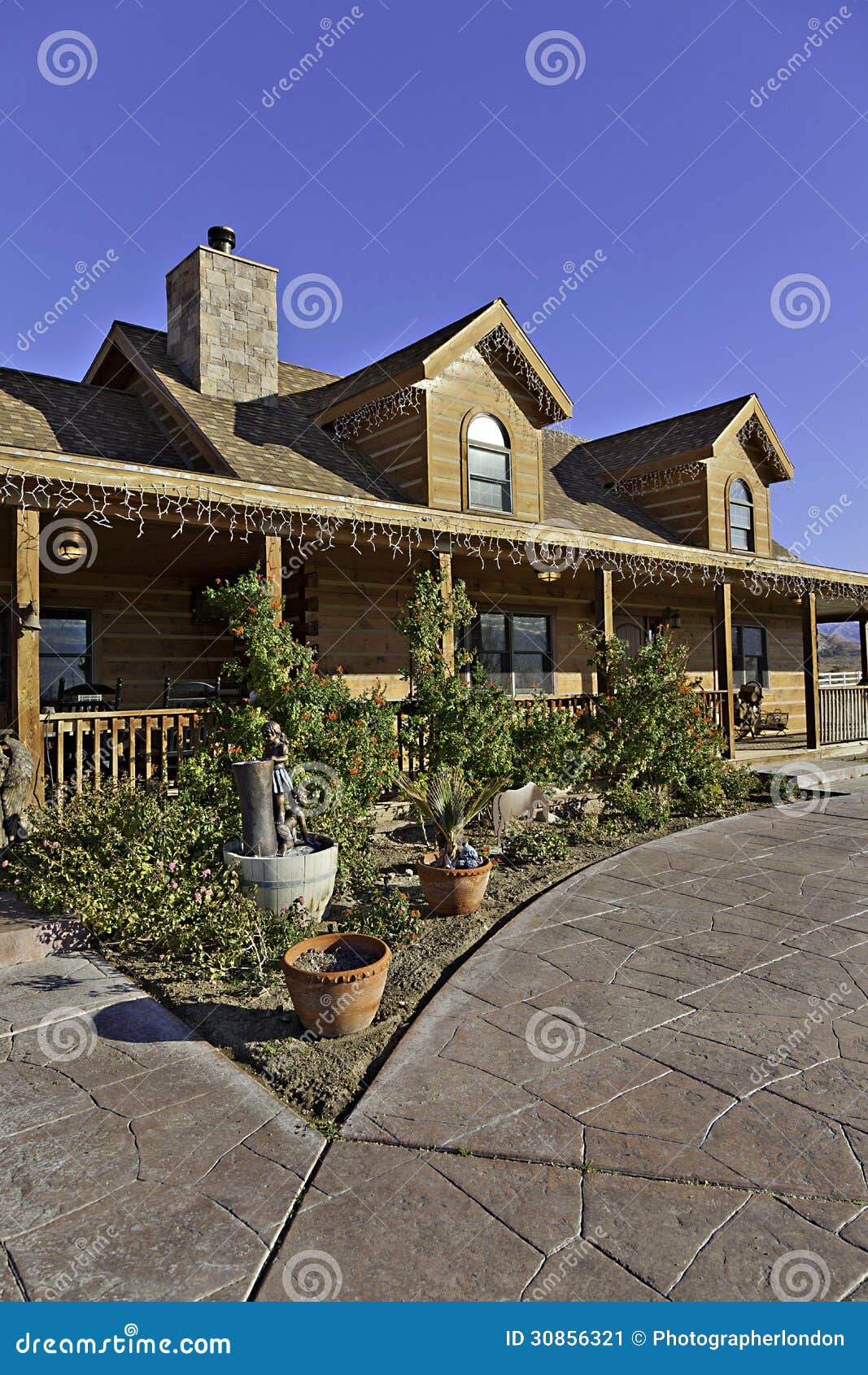 Entrada a Un Exterior Del Hogar Del Rancho Imagen de archivo - Imagen ...