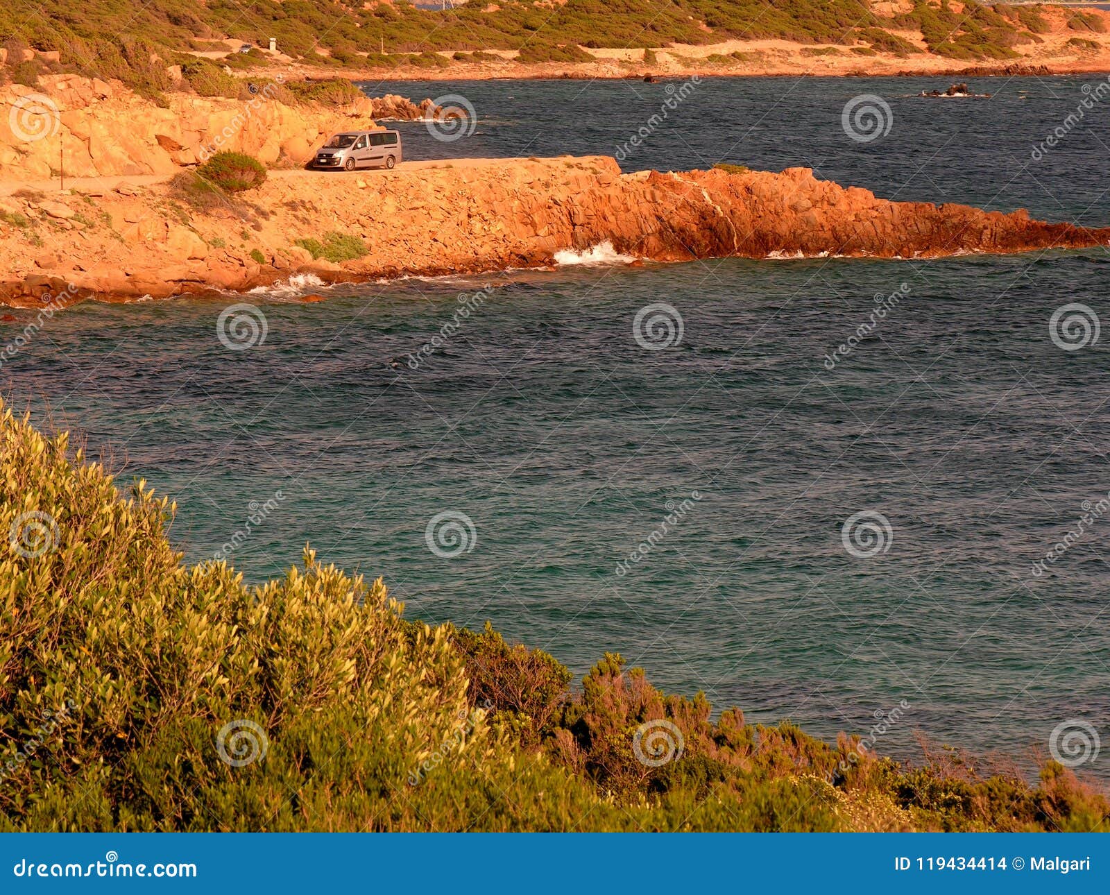 Entradas De Un Lugar Del Mar Foto de archivo - Imagen de visita, cala ...