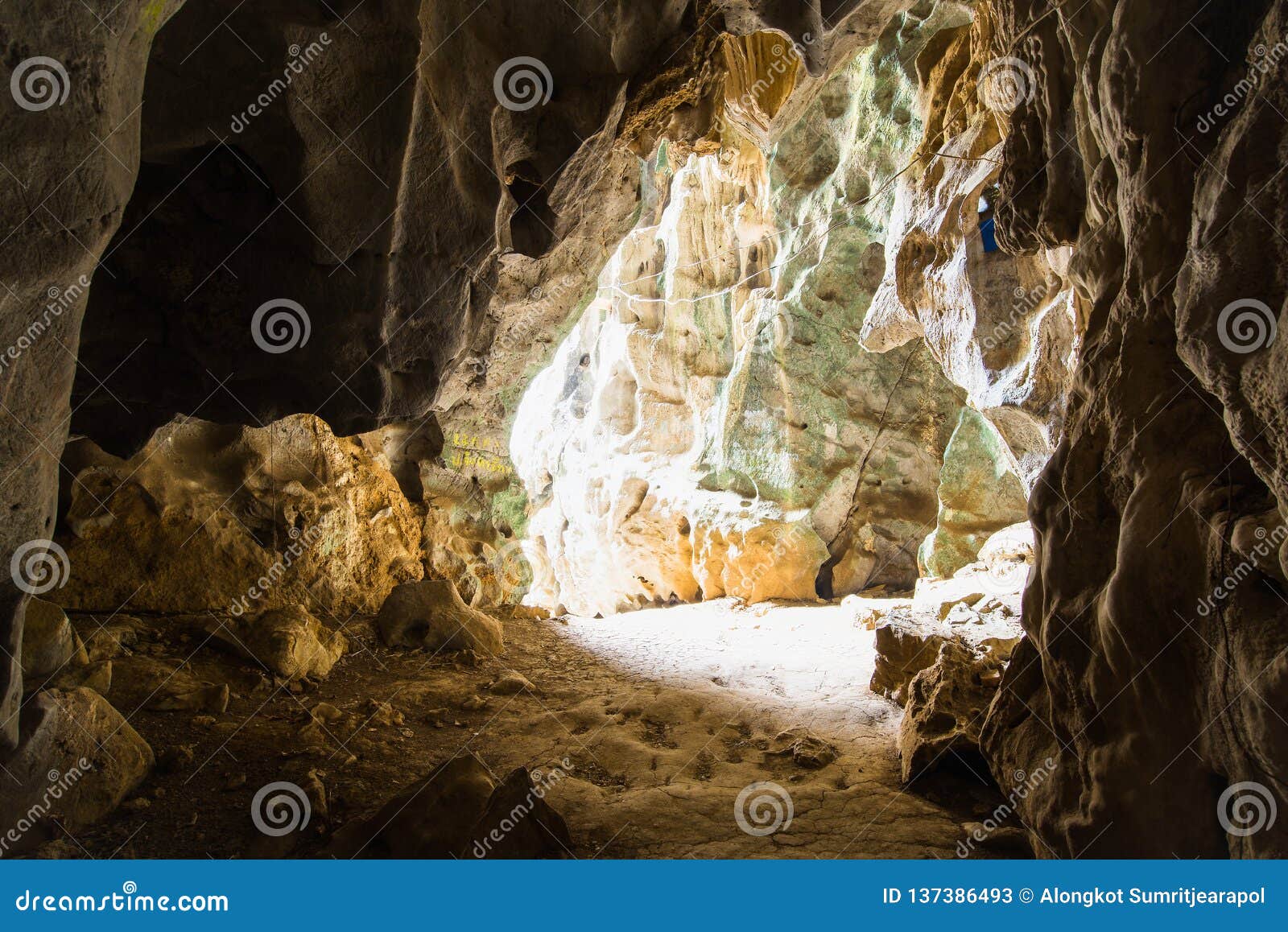 Entrance to the cave stock image. Image of light, scenery - 137386493