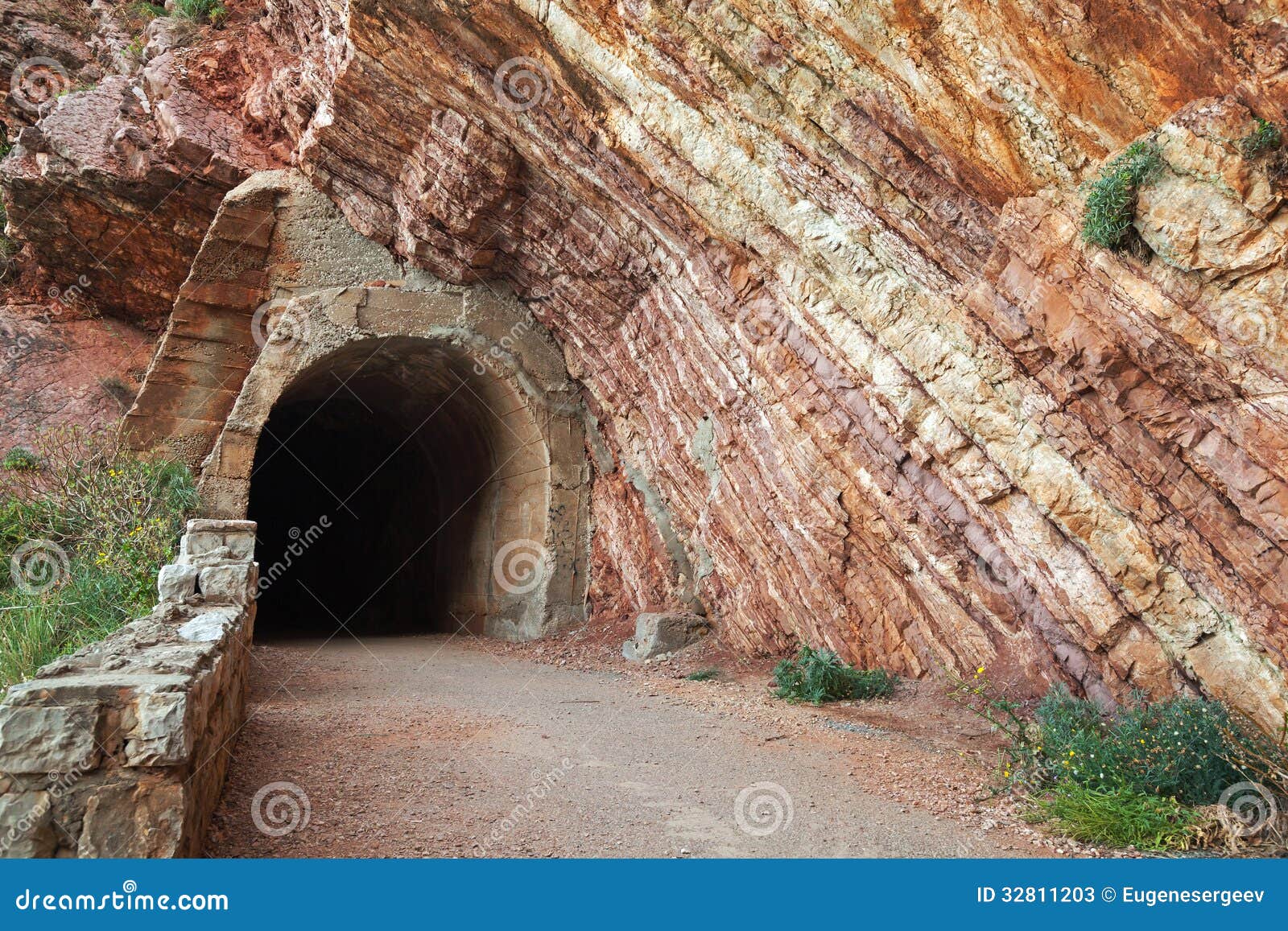 Entrata Del Tunnel in Roccia Rossa Immagine Stock - Immagine di nero ...