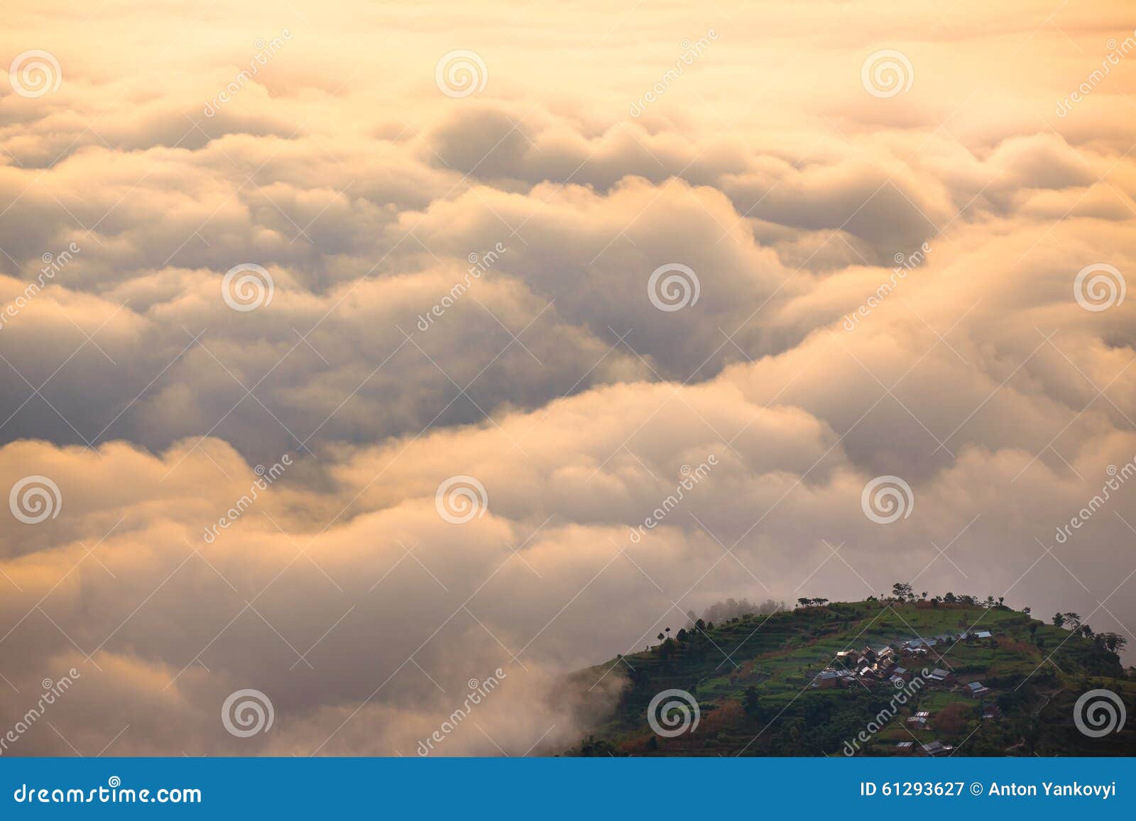 Entre Las Nubes Y La Tierra Imagen de archivo - Imagen de sunlight ...