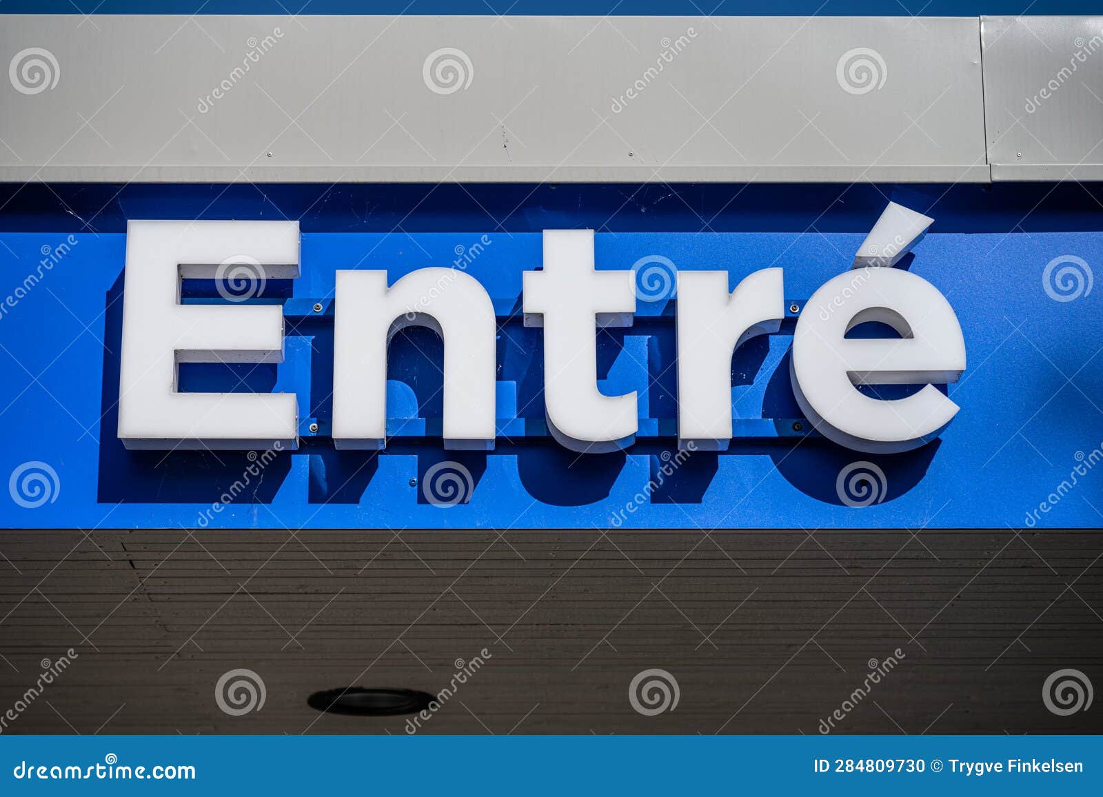 Entre Sign on Blue Background Above an Entrance.. Stock Photo - Image ...
