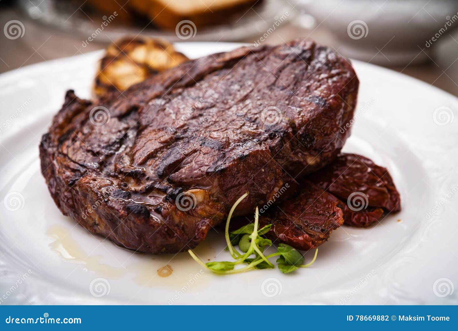 Entrecôte Avec L'ail Grillé Photo stock - Image du sain, gourmet: 78669882