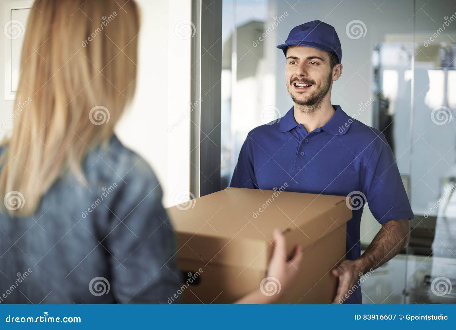 Entrega imagem de stock. Imagem de povos, uniforme, positivo - 83916607
