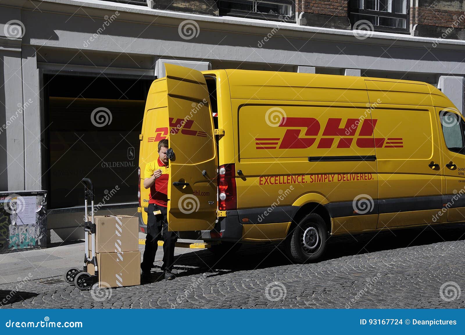 Entrega Van de DHL imagen de archivo editorial. Imagen de grupo - 93167724