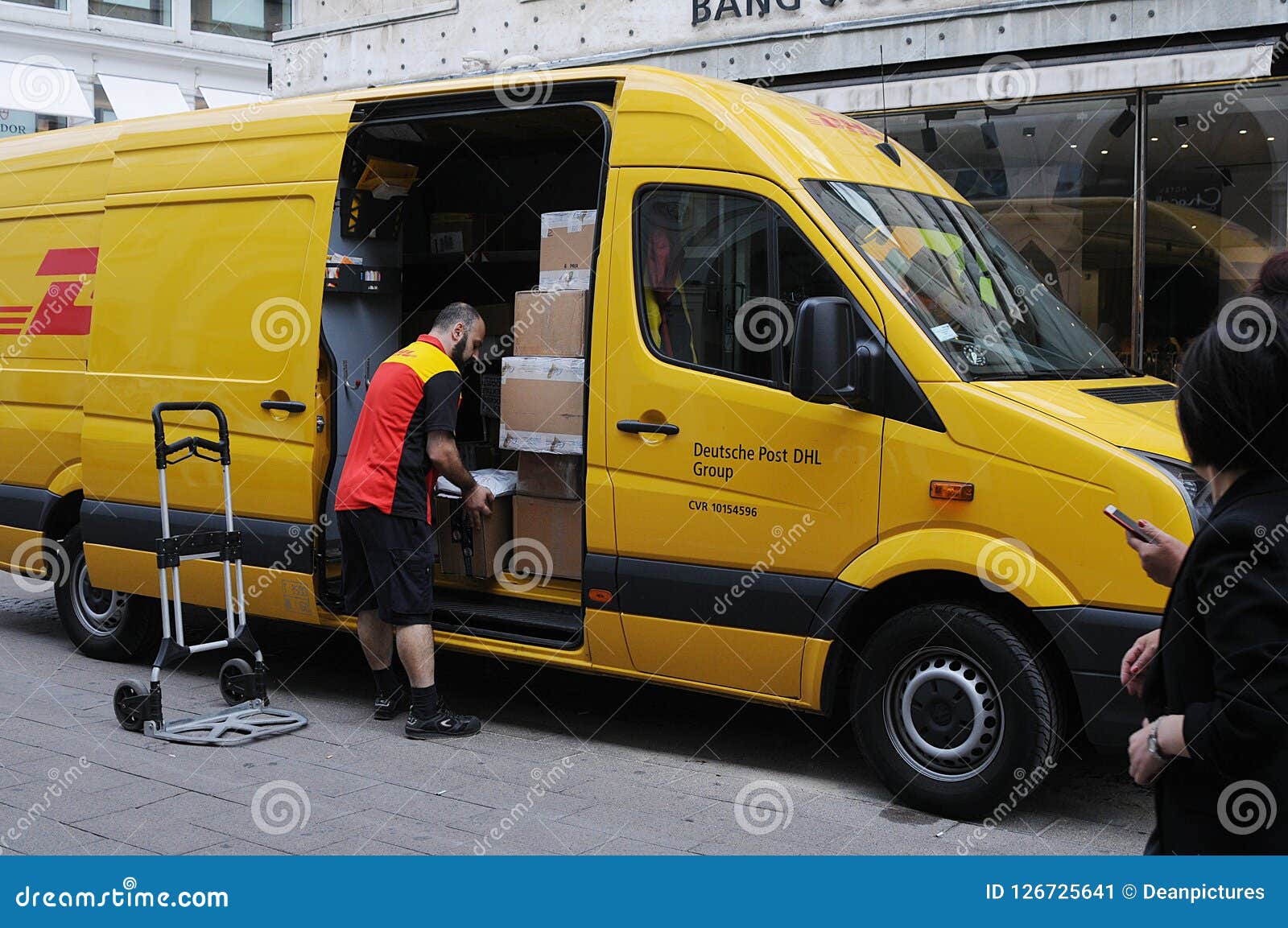 ENTREGA VAN DE DHL EN COPENHAGUE DINAMARCA Foto editorial - Imagen de ...