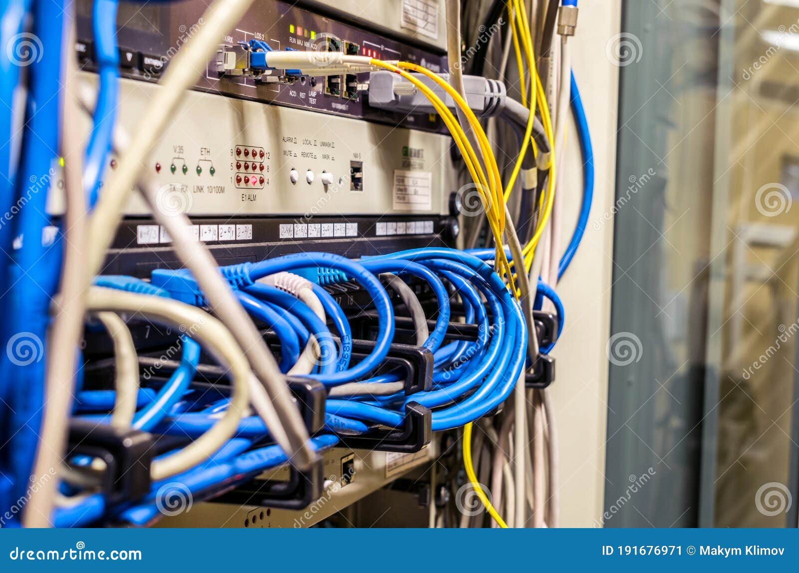 Entrelazado De Los Cables De Internet En La Sala De Servidores Del ...
