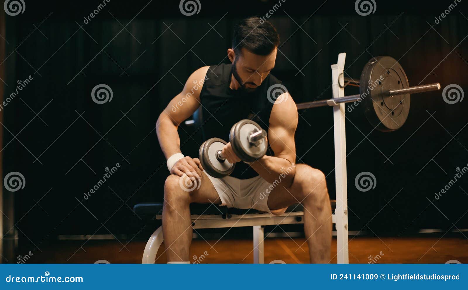 Entrenamiento De Deportistas Musculares Con Dumbbell On Imagen De