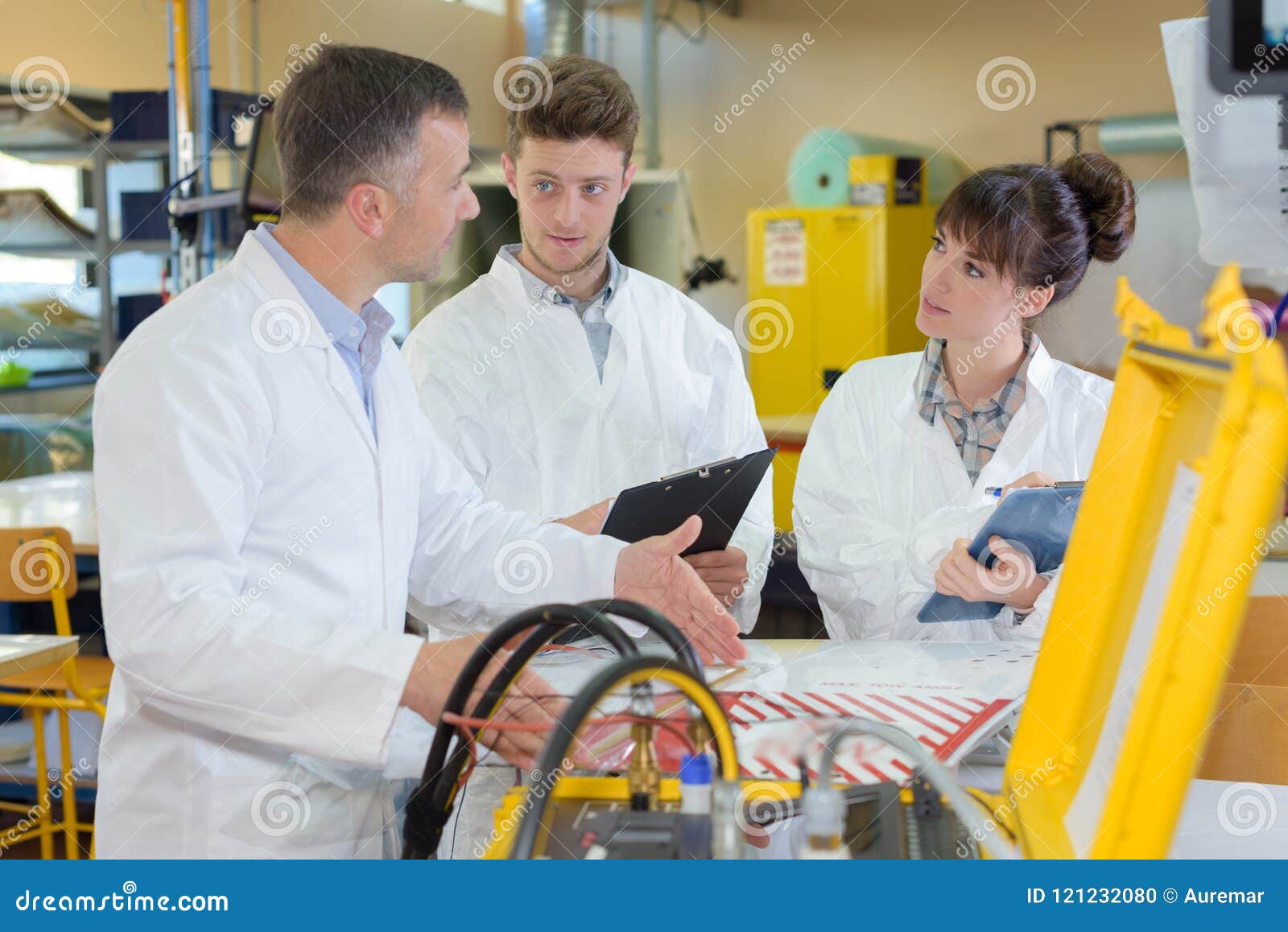 Entrenamiento De Instructor Dos Aprendices Foto de archivo - Imagen de ...