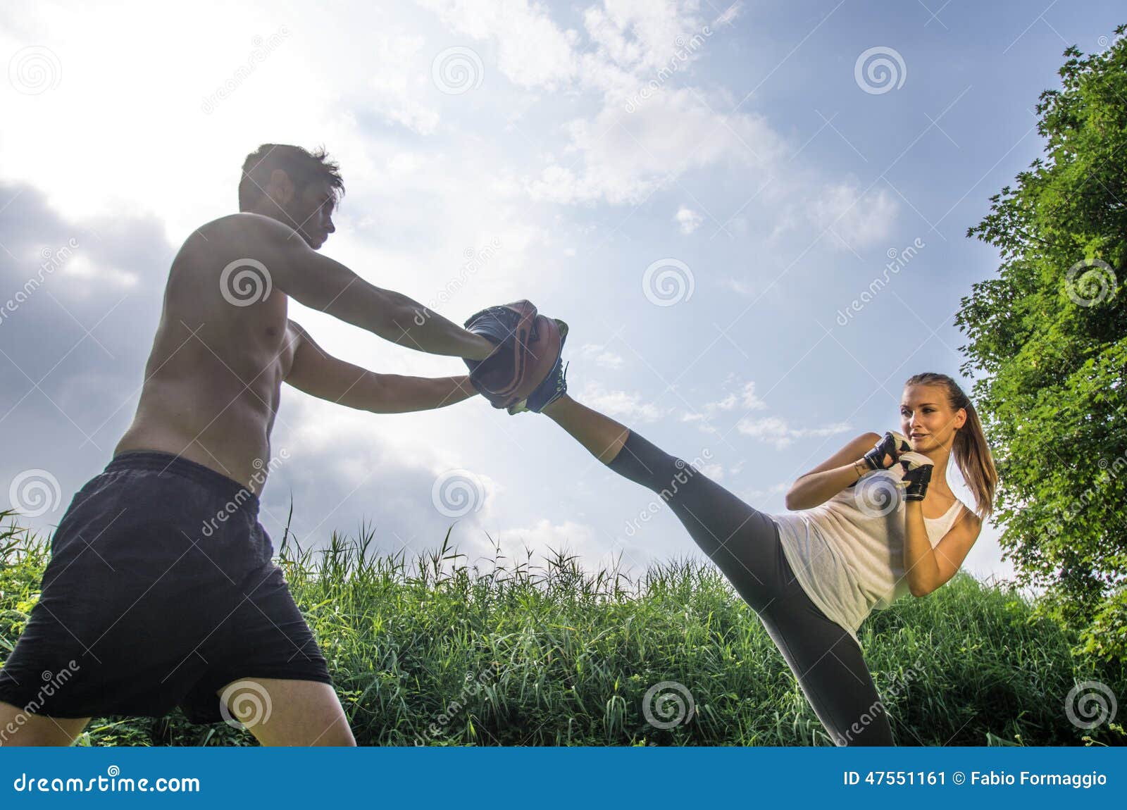 Entrenamiento De La Autodefensa Imagen de archivo - Imagen de foco ...