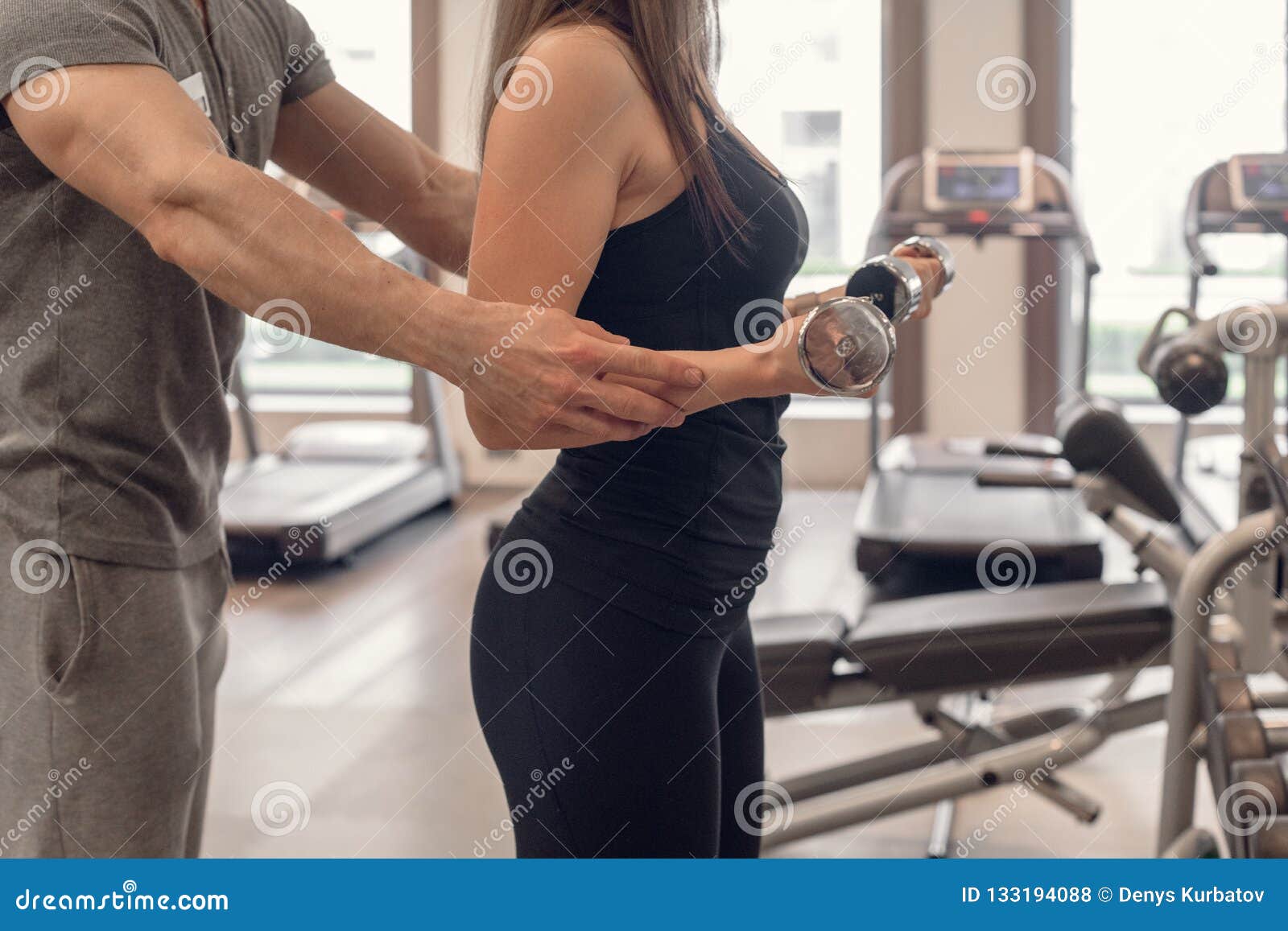 Entrenamiento De La Mujer Con El Instructor Foto de archivo - Imagen de ...