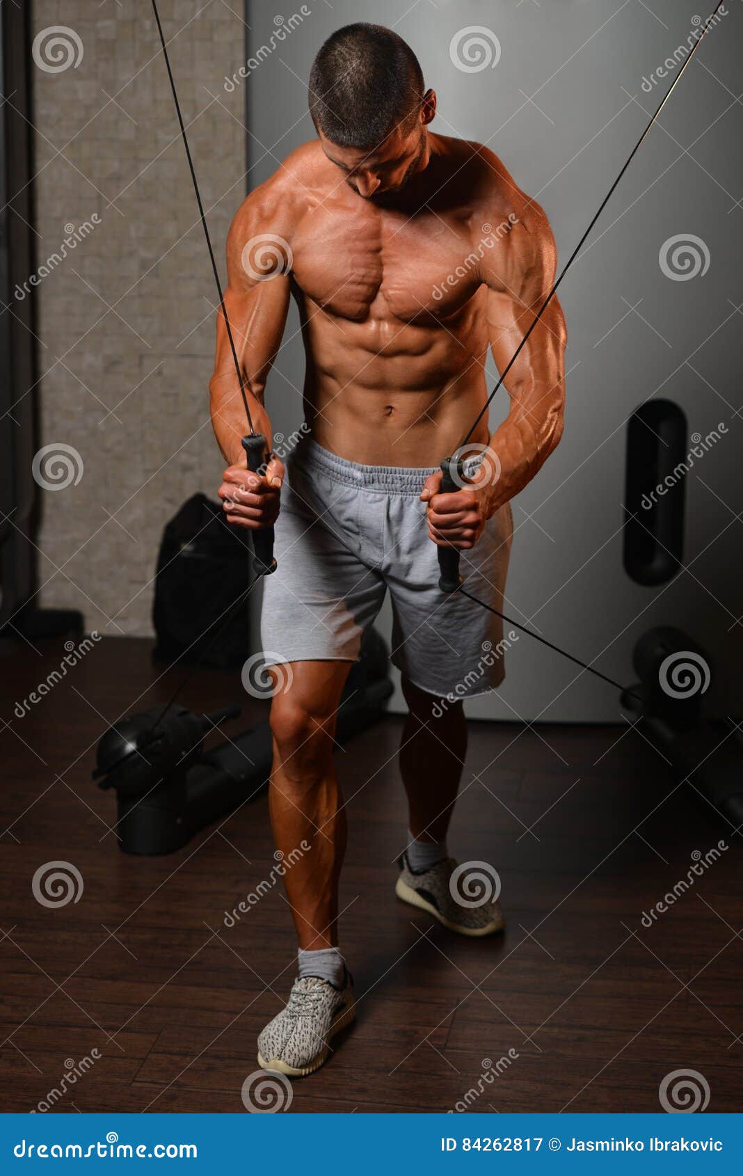 Entrenamiento Del Pecho Con Los Cables Imagen de archivo - Imagen de ...