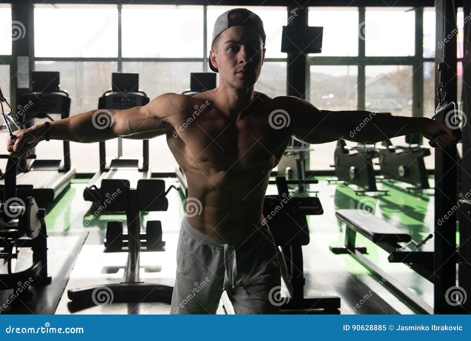 Entrenamiento Del Pecho De La Cruce Del Cable Imagen de archivo ...