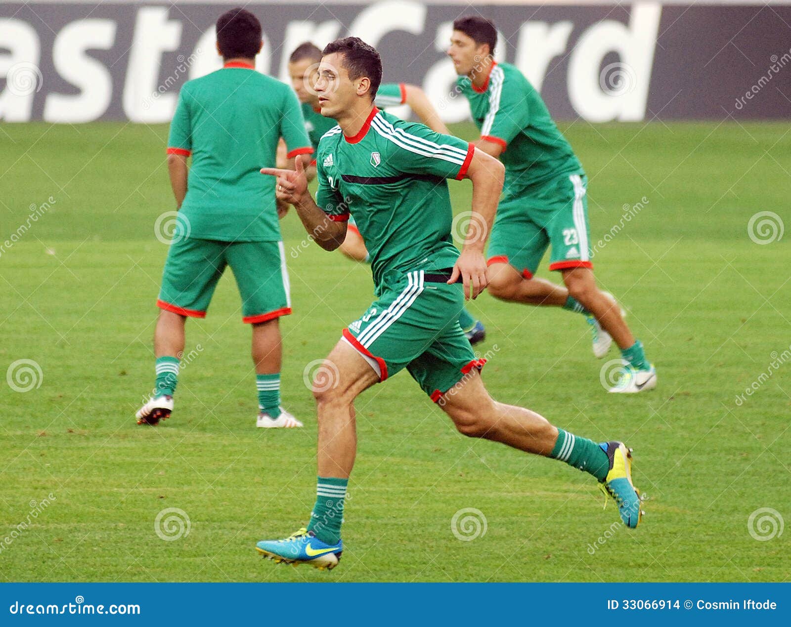 ENTRENAMIENTO OFICIAL DE LEGIA VARSOVIA Imagen de archivo editorial ...