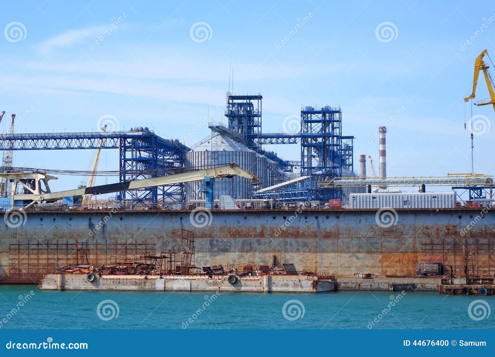 Entrepôt de port photo stock. Image du grue, port, camion - 44676400