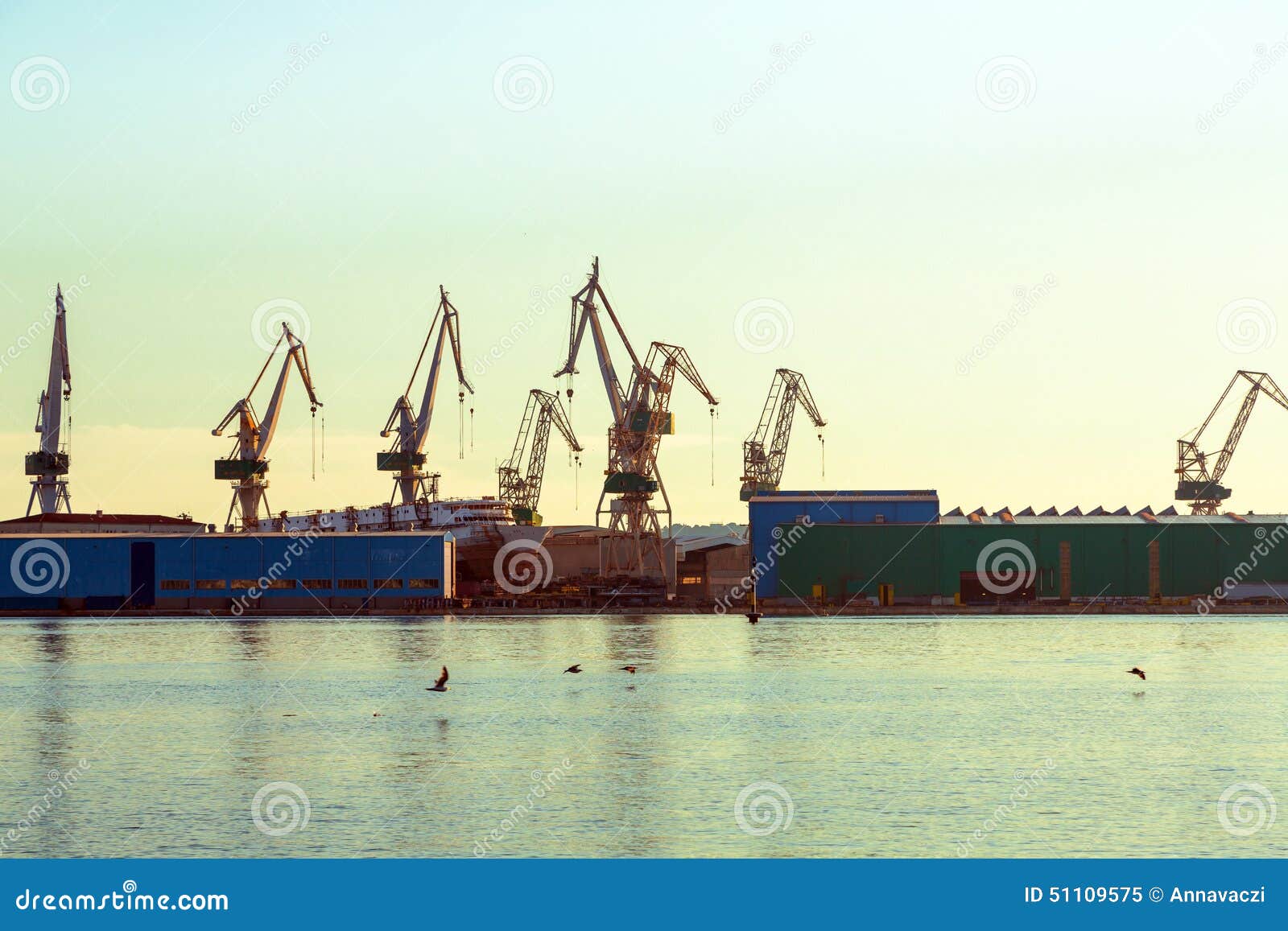 Entrepôt De Port Avec Des Cargaisons Image stock - Image du quai ...