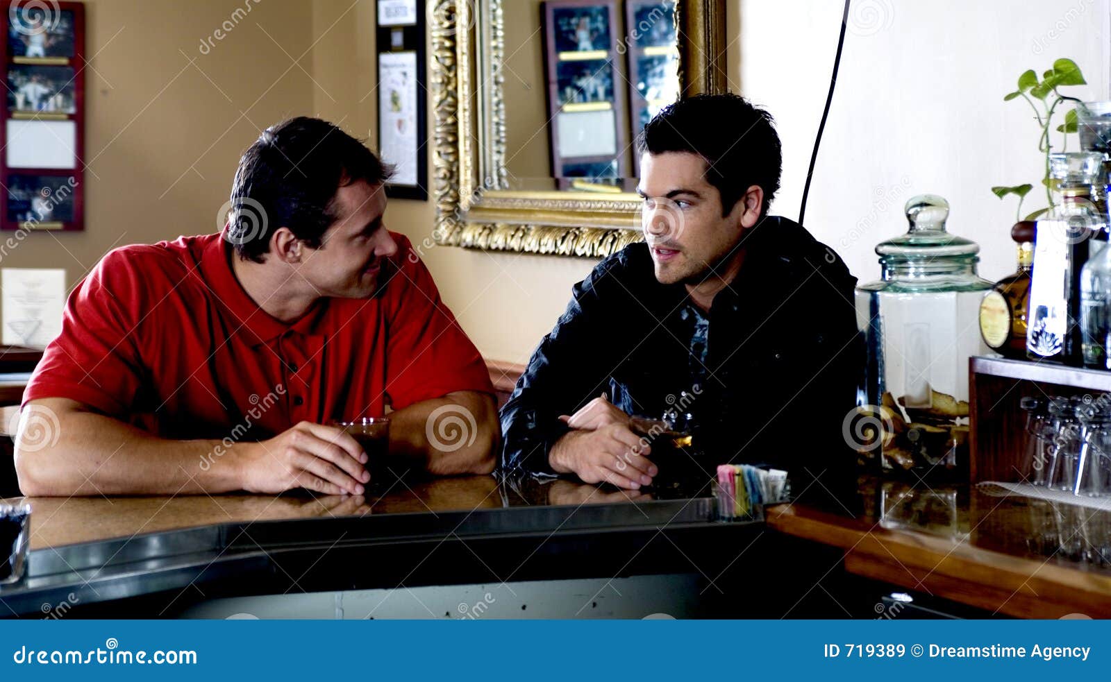 Entretien d'homme image stock. Image du heureux, nuit, plaisanterie ...