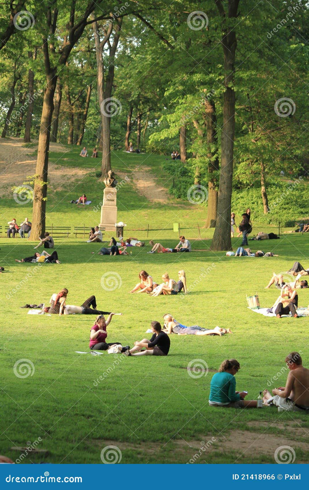 Entspannen Sie Sich in Central Park - Sommer Redaktionelles Foto - Bild ...