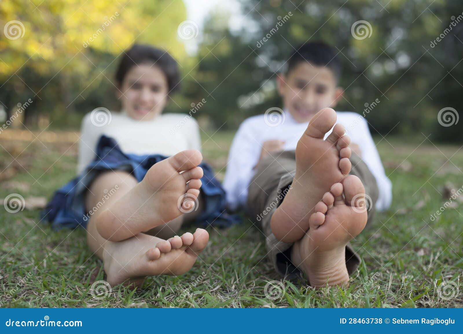 Entspannende Kinder in Der Natur Stockfoto - Bild von sorglos, freude ...