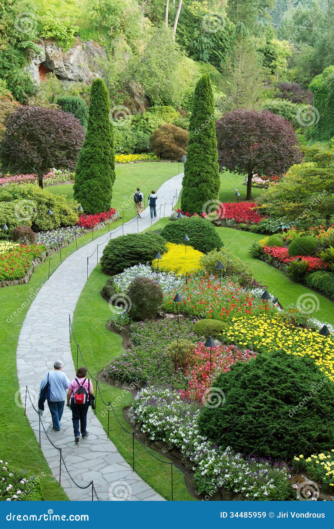 Entspannender Weg in Einem Blumen-und Baum-Park Stockbild - Bild von ...