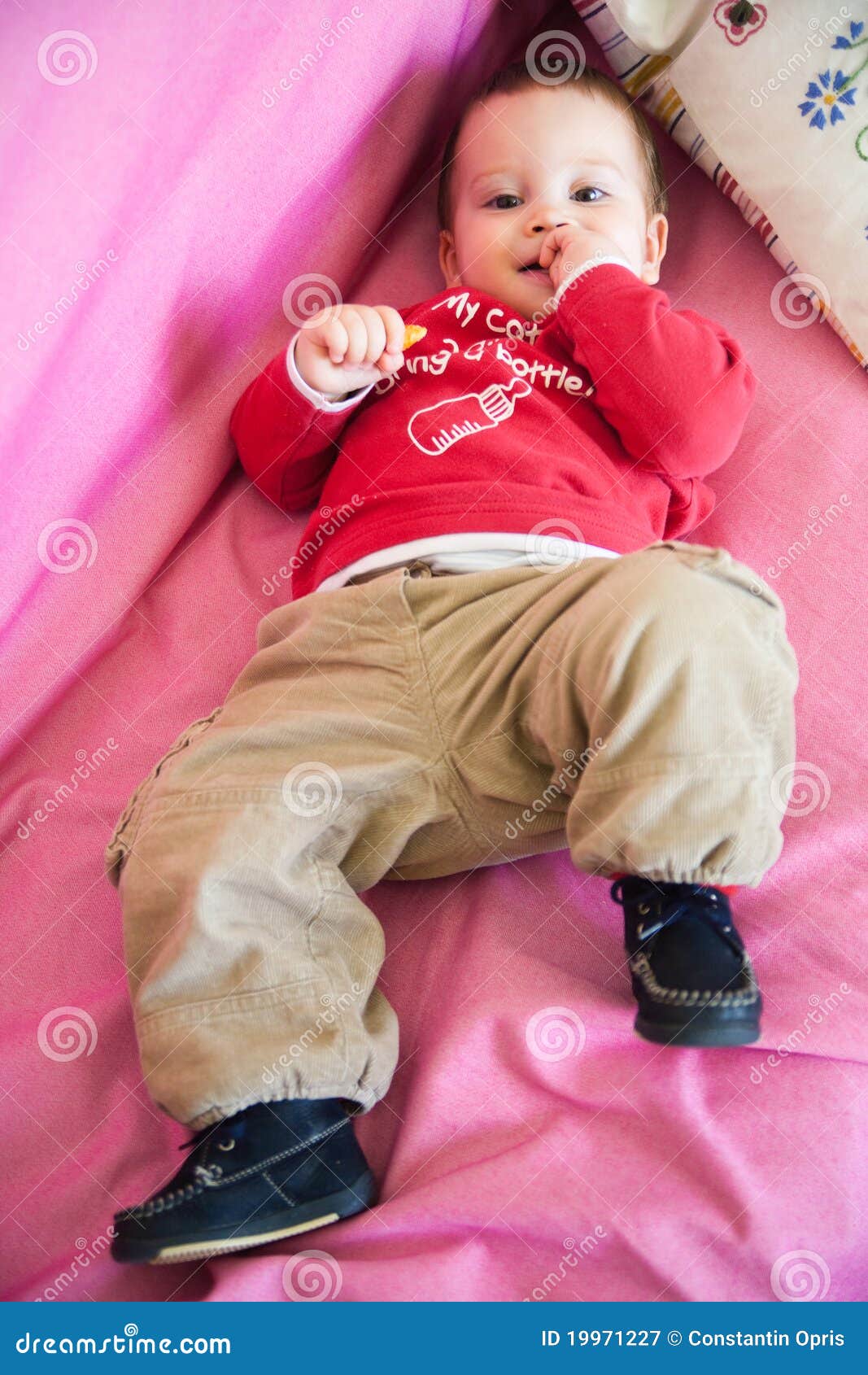 Entspanntes Kind auf Bett stockbild. Bild von sofa, lustig - 19971227